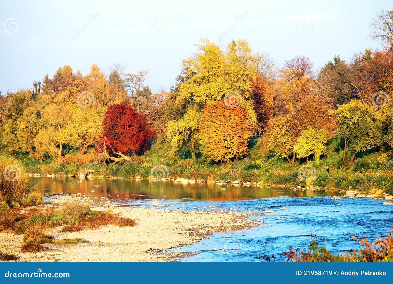 Paesaggio di autunno immagine stock. Immagine di nube - 21968719