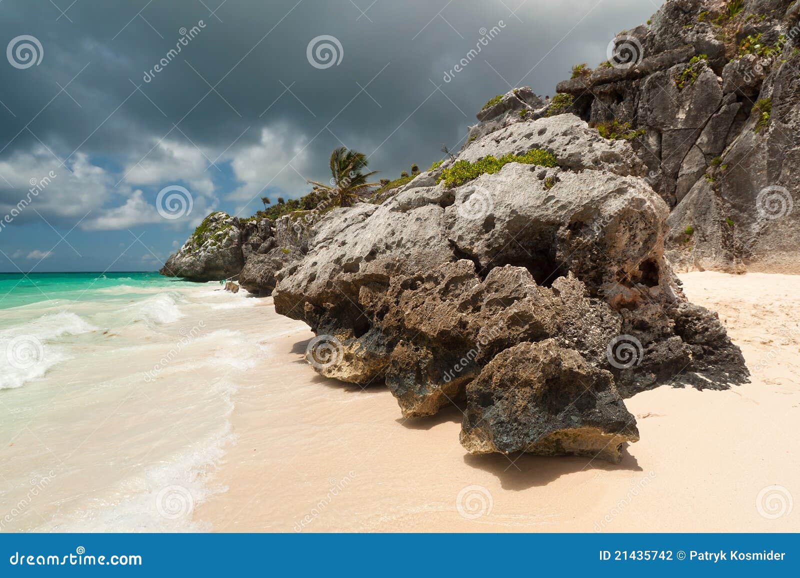 Paesaggio Roccioso Della Spiaggia Di Tulum Fotografia Stock - Immagine ...
