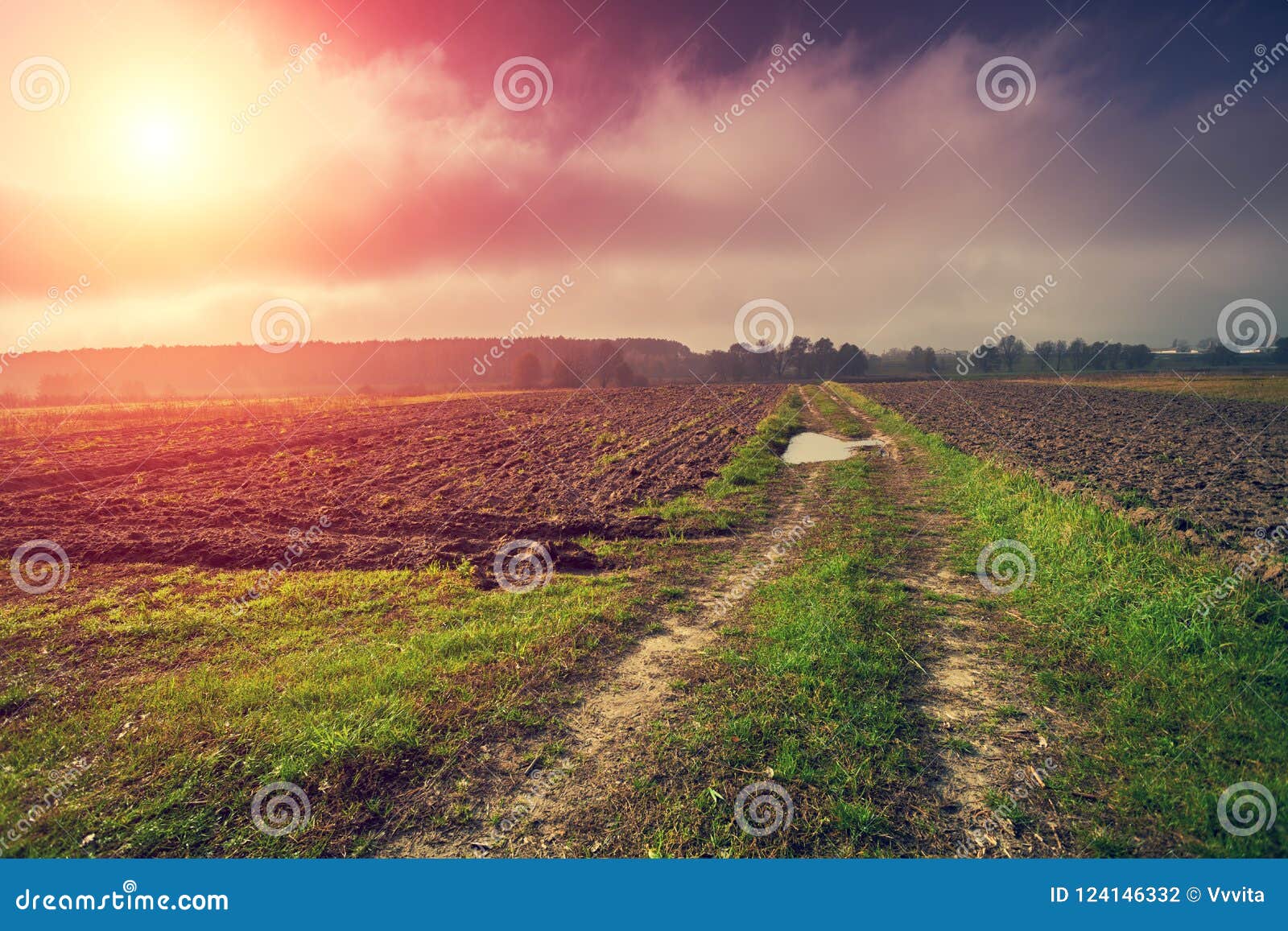 Paesaggio Rurale Con I Campi Arati Fotografia Stock - Immagine di nubi ...