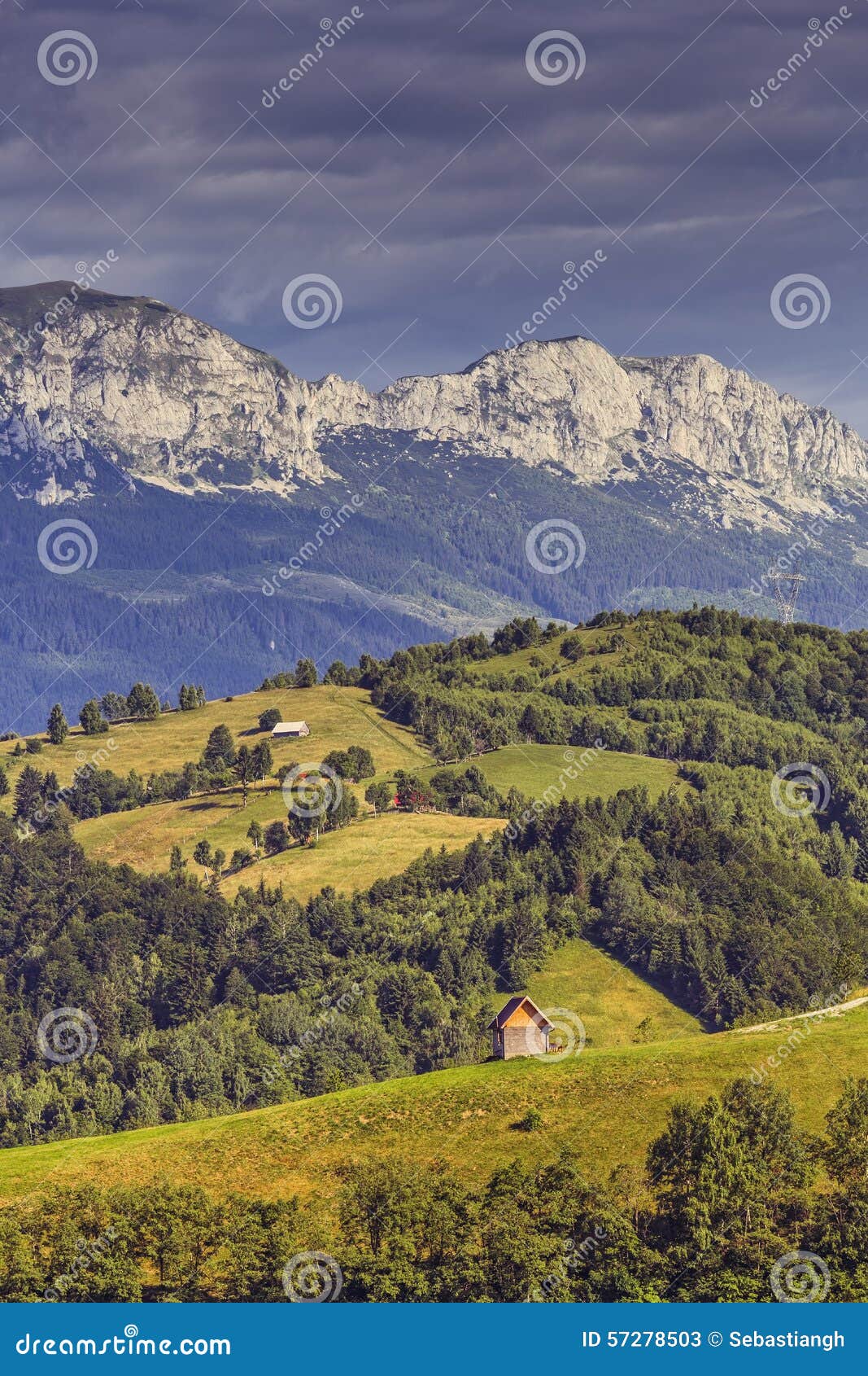 Paesaggio Rurale Della Montagna Immagine Stock - Immagine di paese ...