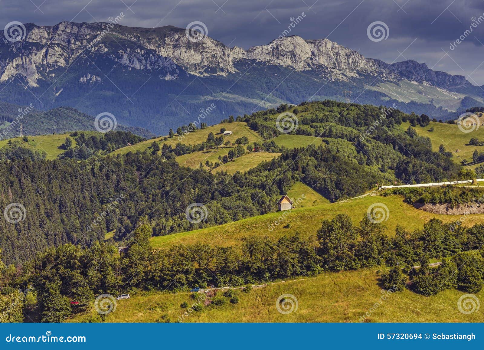 Paesaggio Rurale Della Montagna Fotografia Stock - Immagine di gamma ...