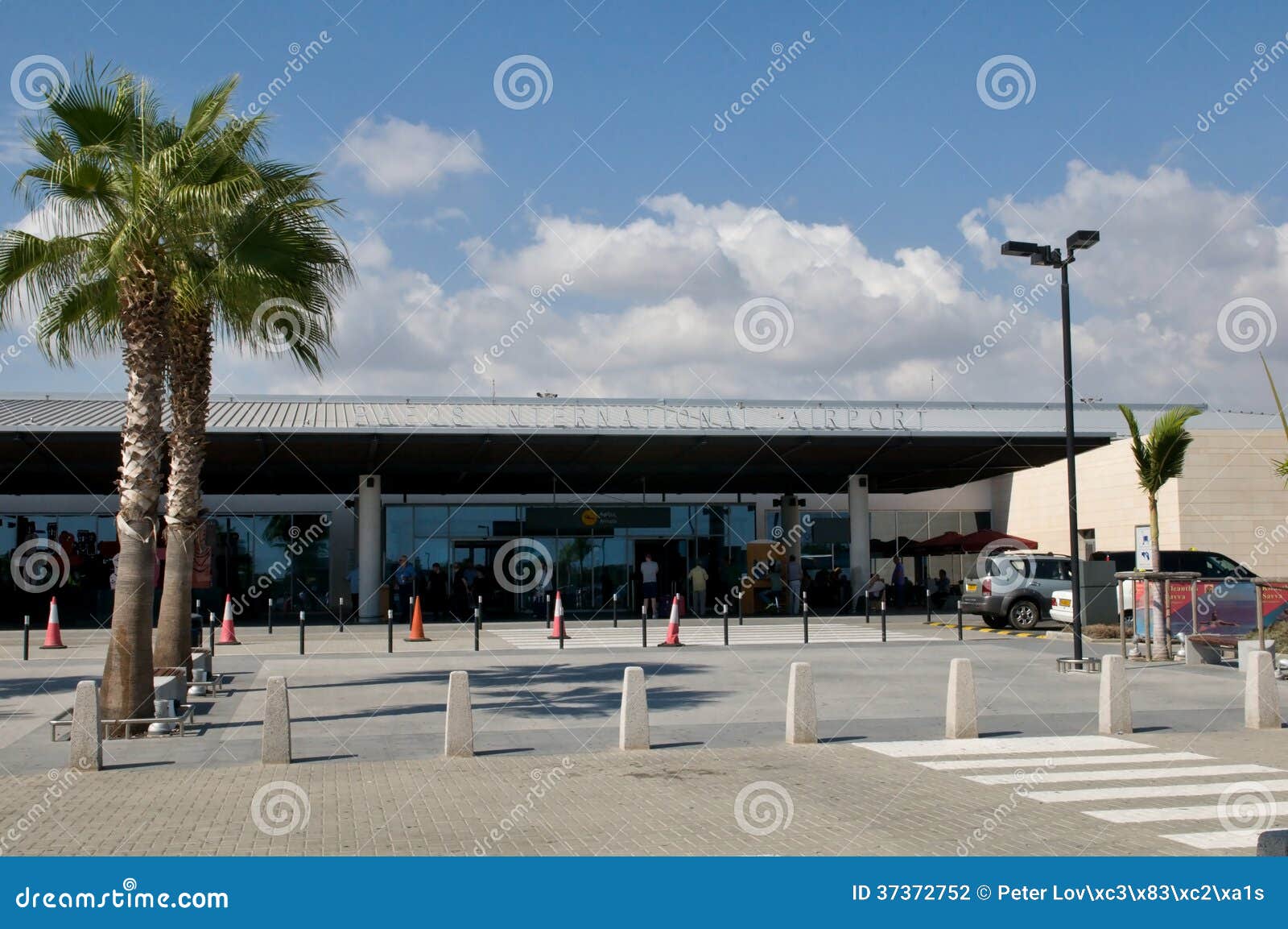 Pafos flygplats - Cypern redaktionell arkivbild. Bild av folk - 37372752