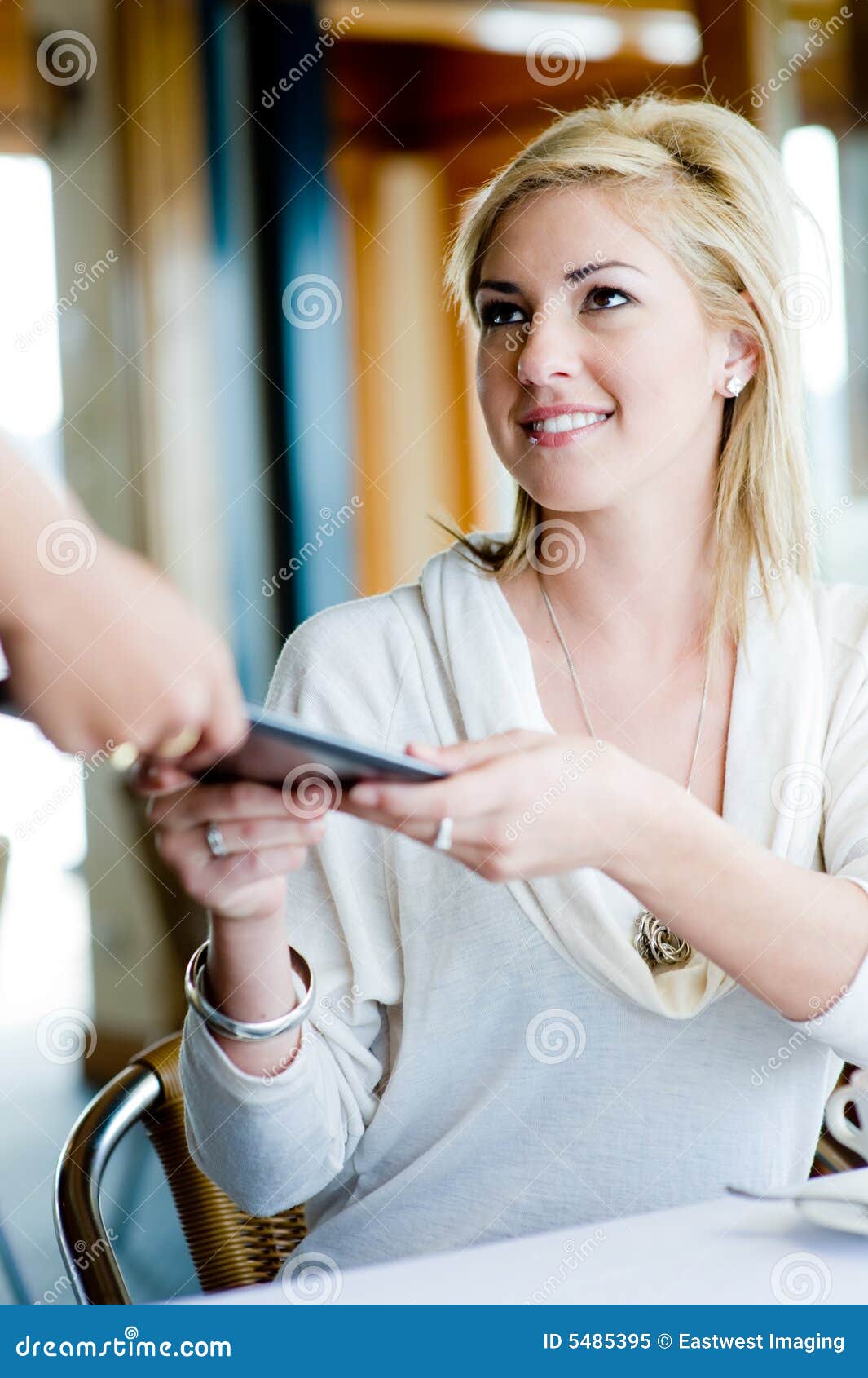 Pagar al Bill imagen de archivo. Imagen de tenencia, cuenta - 5485395