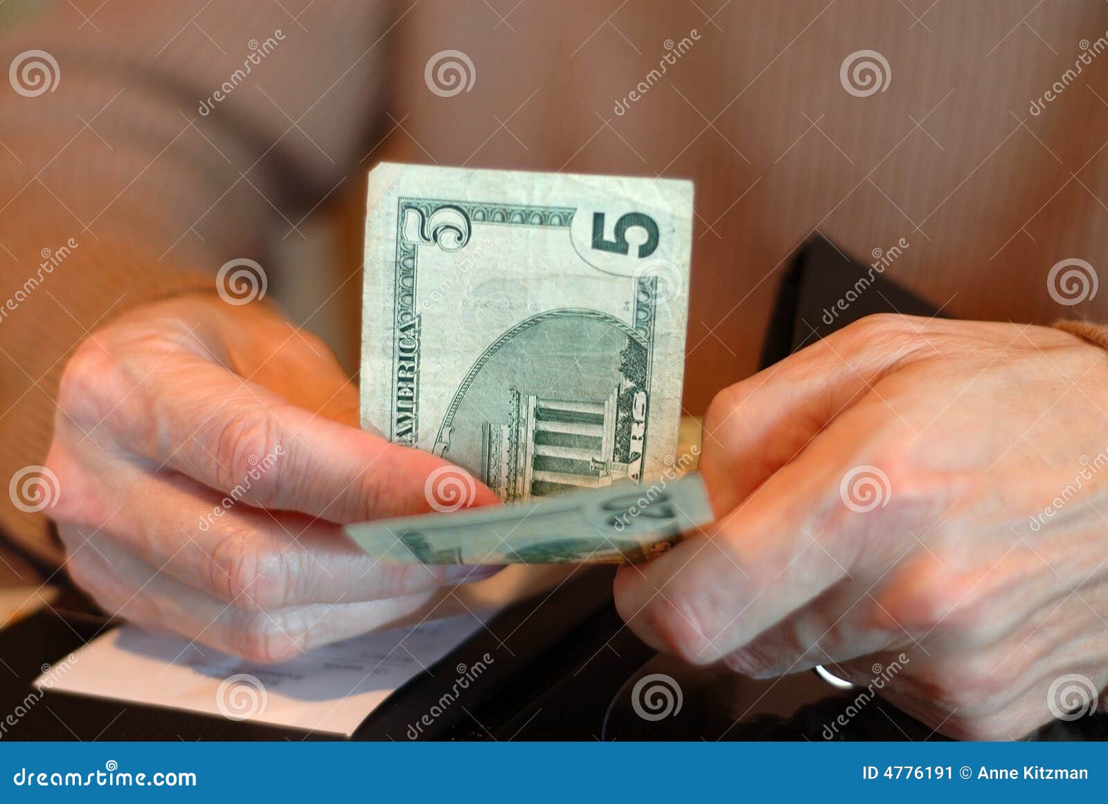 Pagar Al Bill Con Veinticinco Dólares Imagen de archivo - Imagen de ...