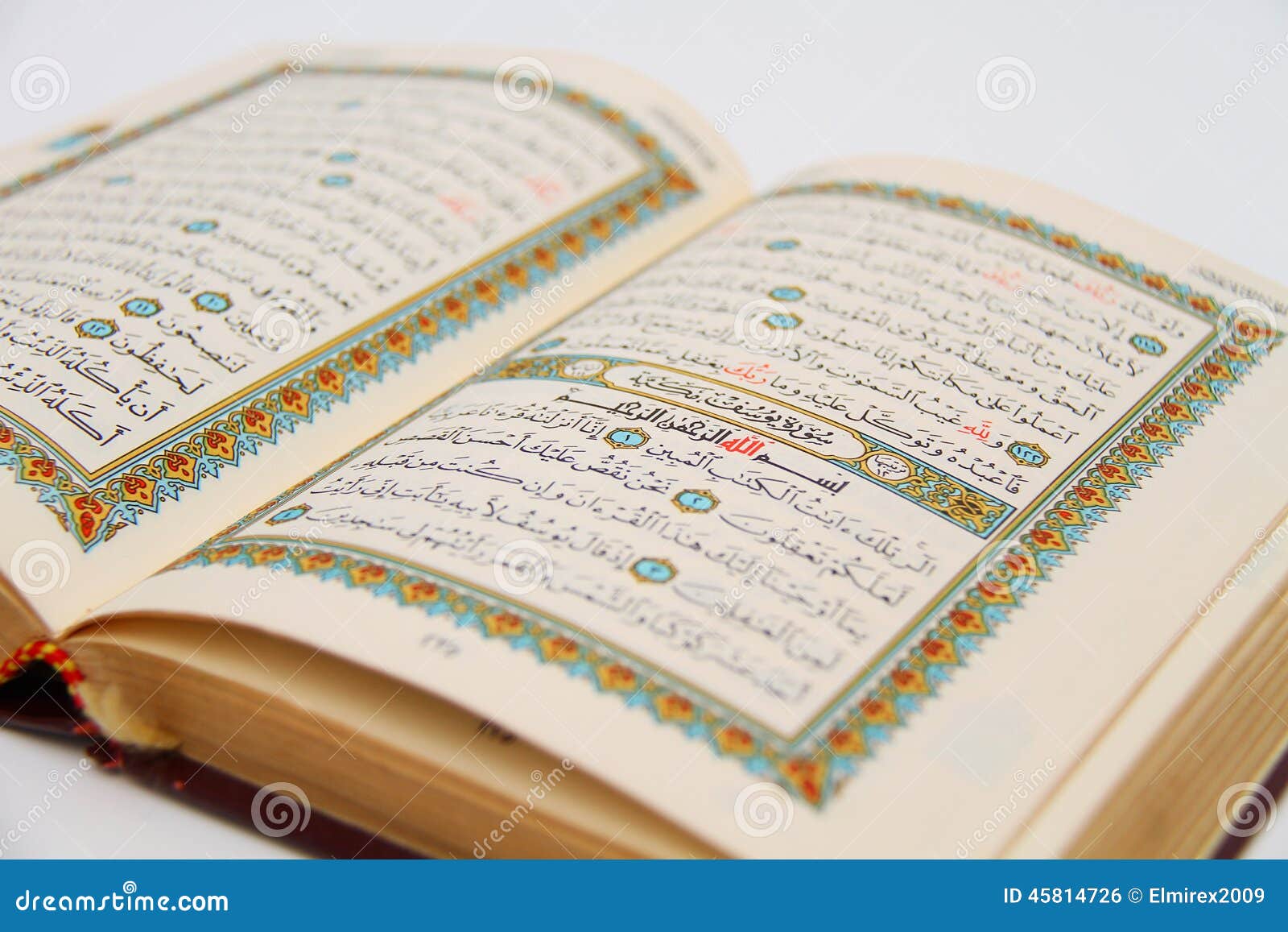 Pagine Del Libro Sacro Del Corano Fotografia Stock - Immagine di ...