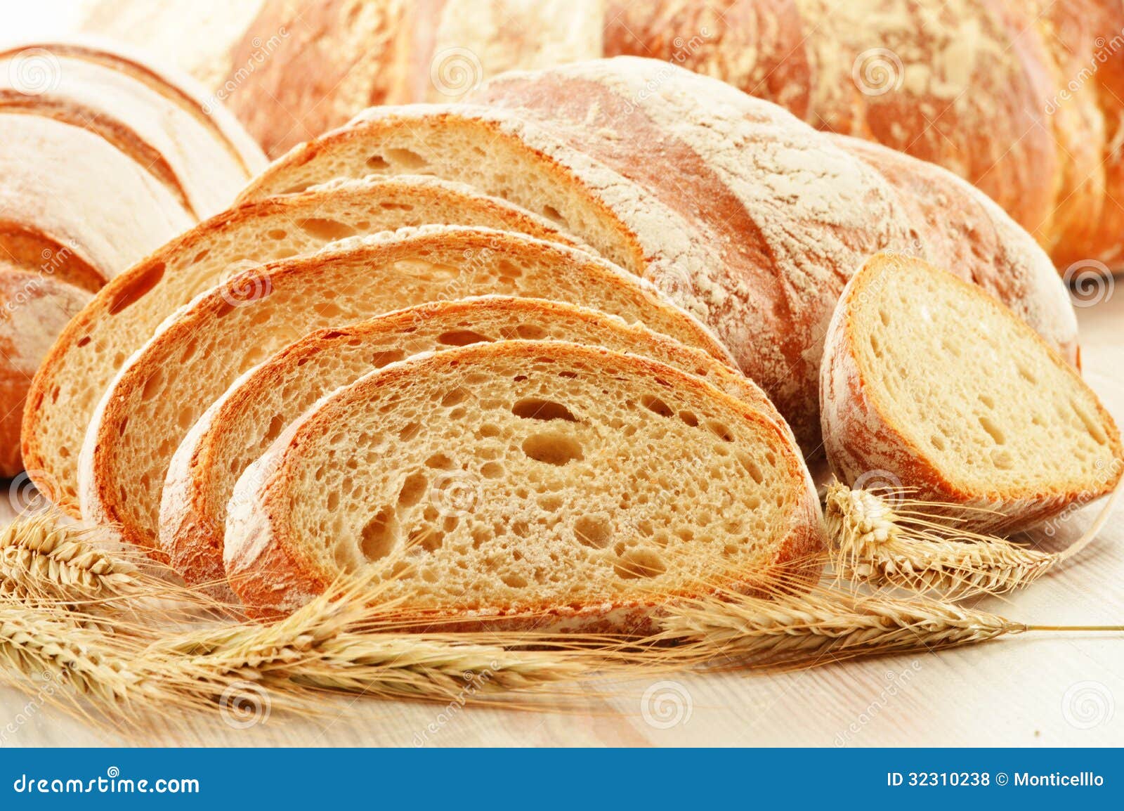 Pagnotte Di Pane Sulla Tavola Fotografia Stock - Immagine di drogheria ...