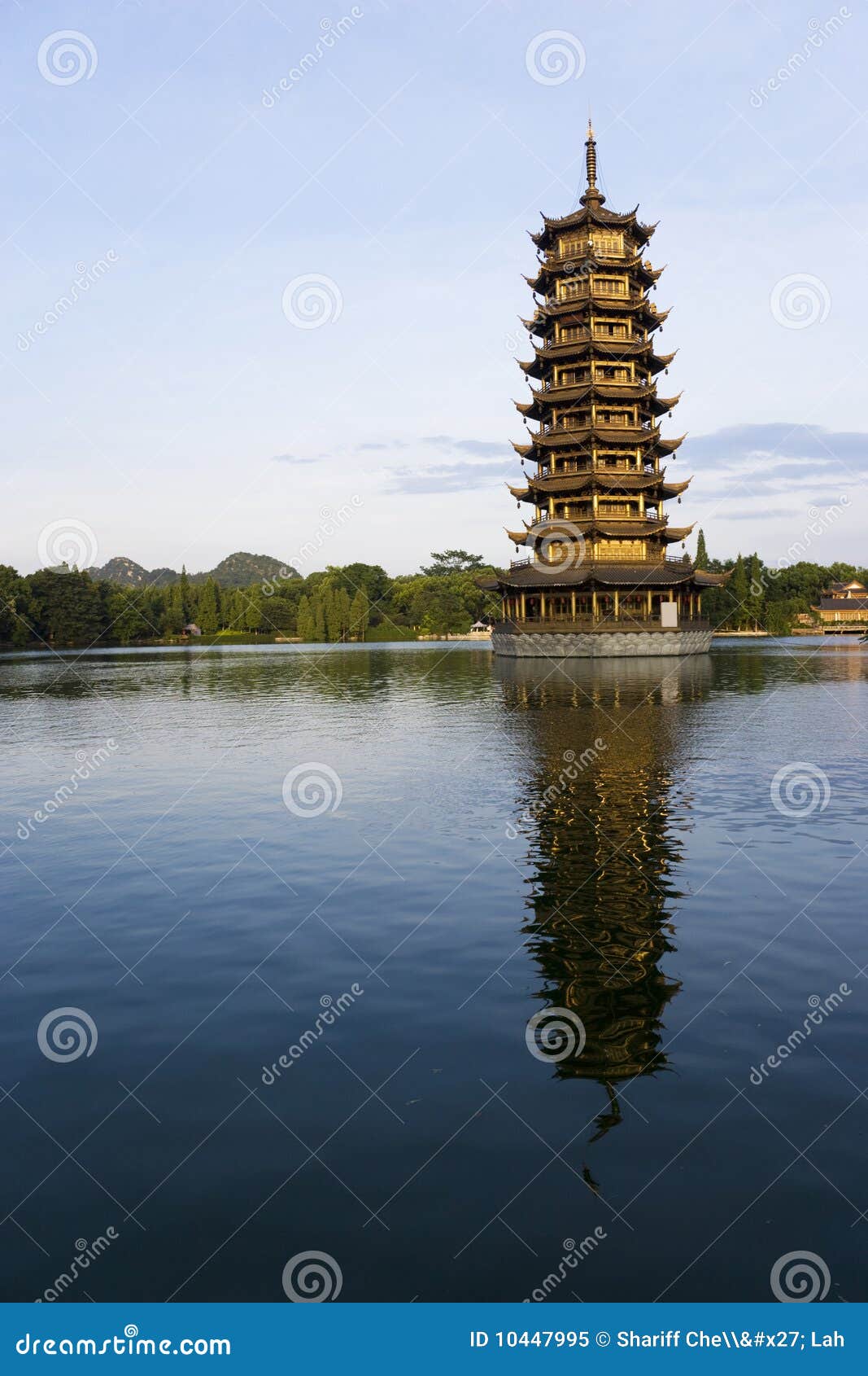 Pagoda De Sun, Guilin, China Imagen de archivo - Imagen de agua, asia ...