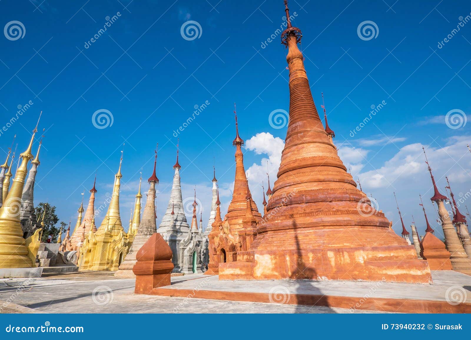 Pagoda De Village D'Indein, Lac Inle Photo stock - Image du asiatique ...