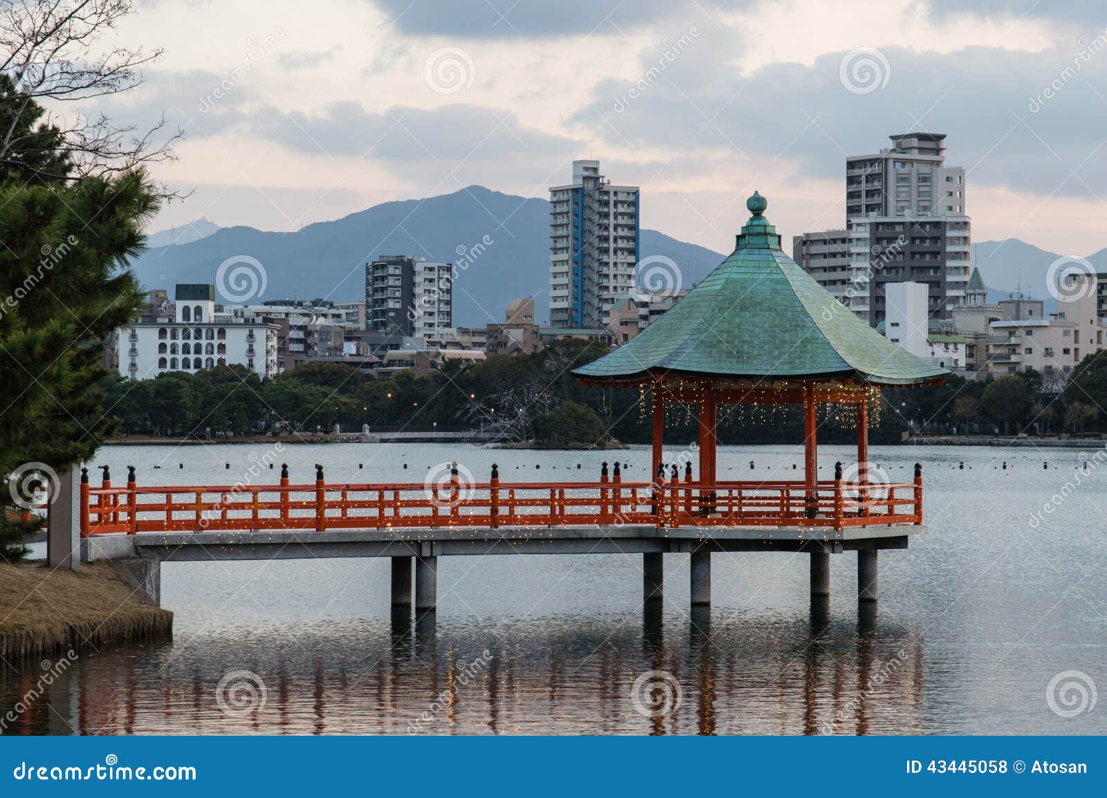 Pagoda del parque de Ohori foto de archivo. Imagen de tradicional ...