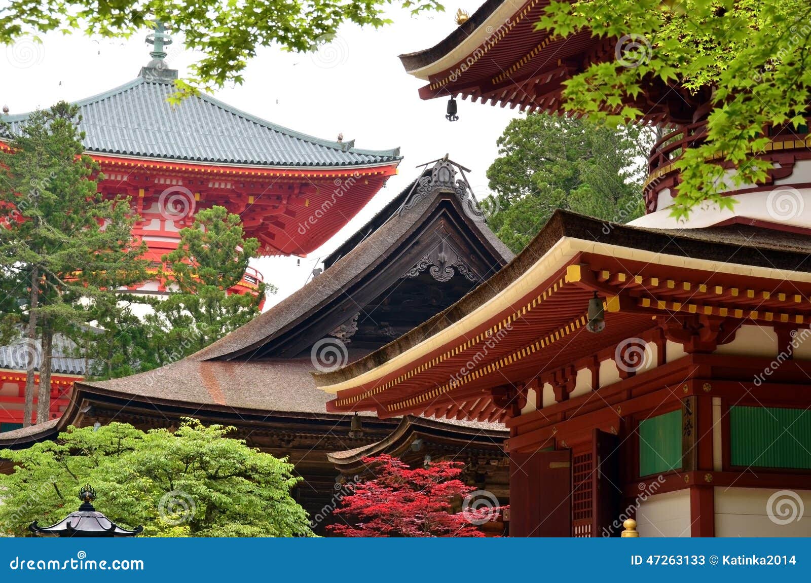 Pagodas del Monte Koya imagen de archivo. Imagen de exuberante - 47263133