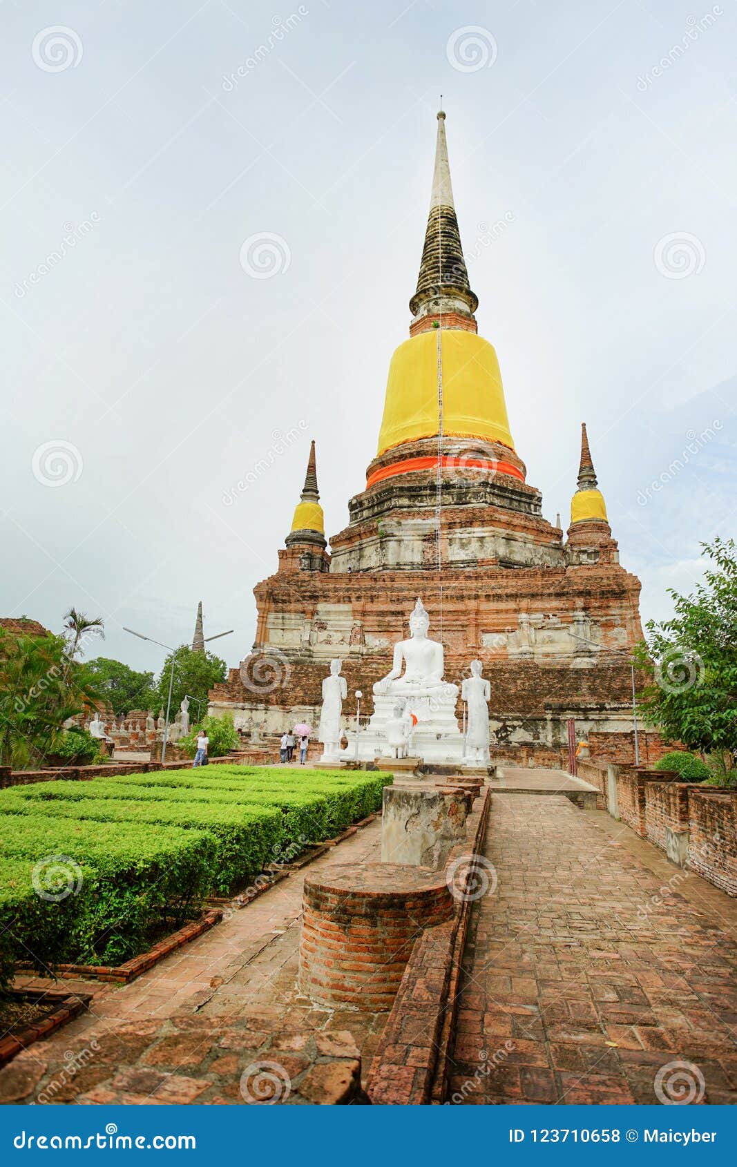 Pagode Antigo E a Imagem Da Buda Em Wat Yai Chai Mongkhon Foto de Stock ...