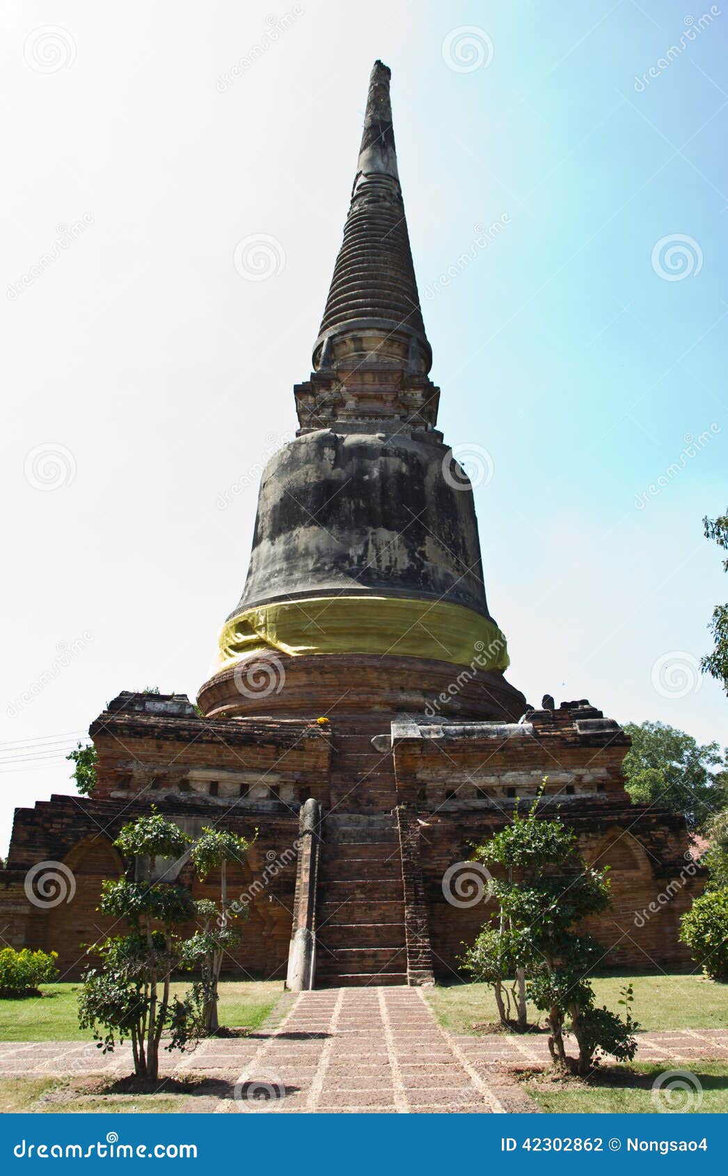 Pagode Antigo Em Wat Yai Chaimongkol, Foto de Stock - Imagem de nuvem ...