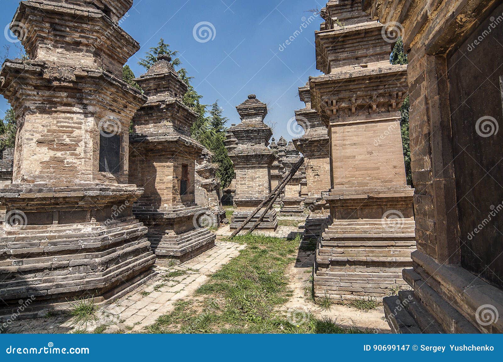 Pagode Talin Della Foresta Nel Monastero Di Shaolin Immagine Stock ...