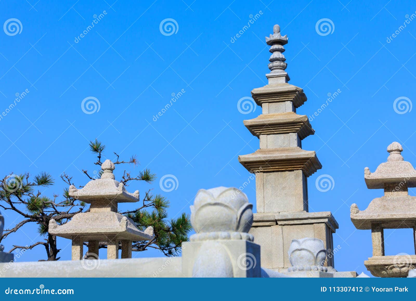 Pagoder I Haedongyonggungsatempel Arkivfoto - Bild av kultur, koreanska ...