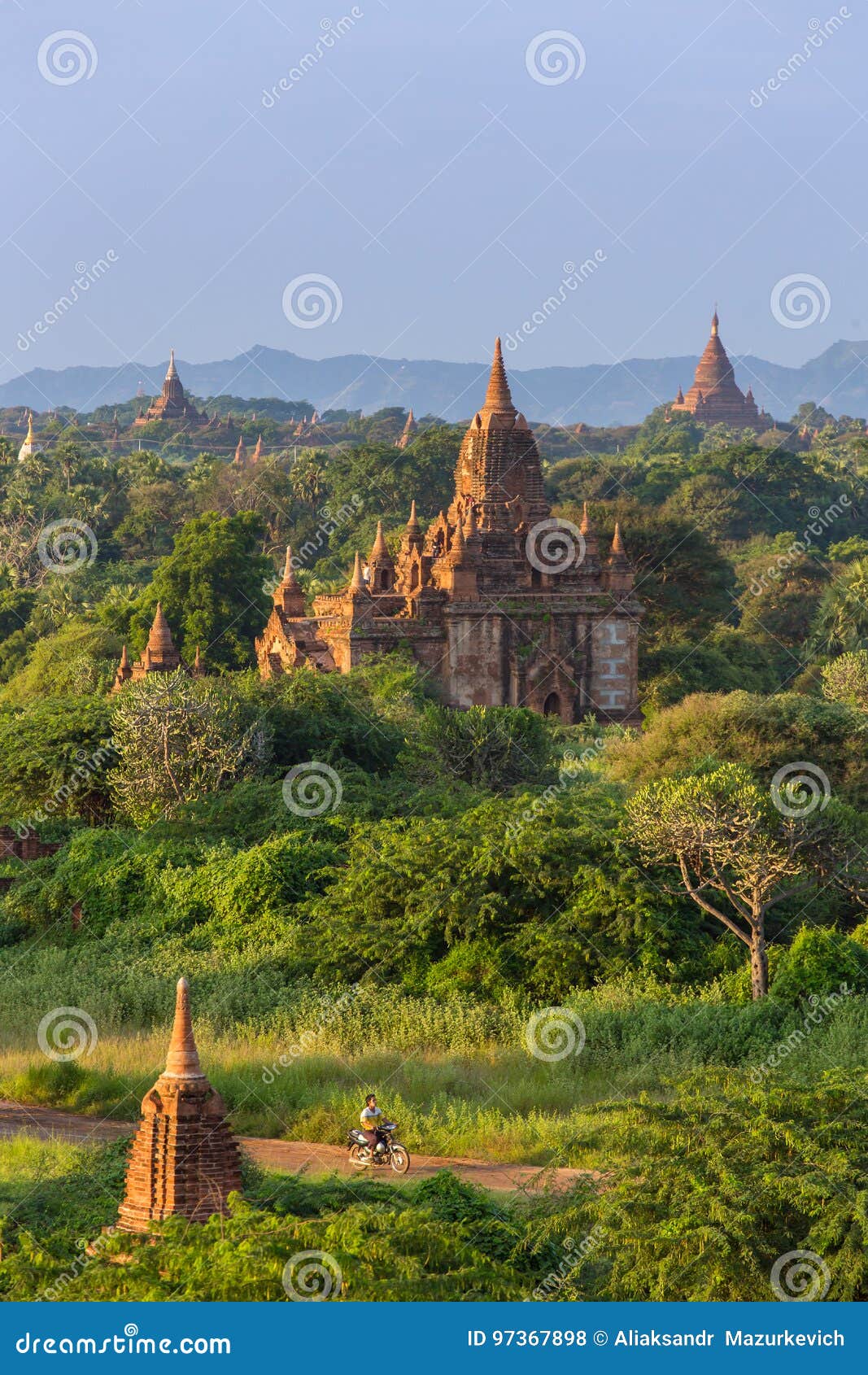 Pagodes Antigos Bonitos Em Bagan Durante O Nascer Do Sol, Myanmar Foto ...