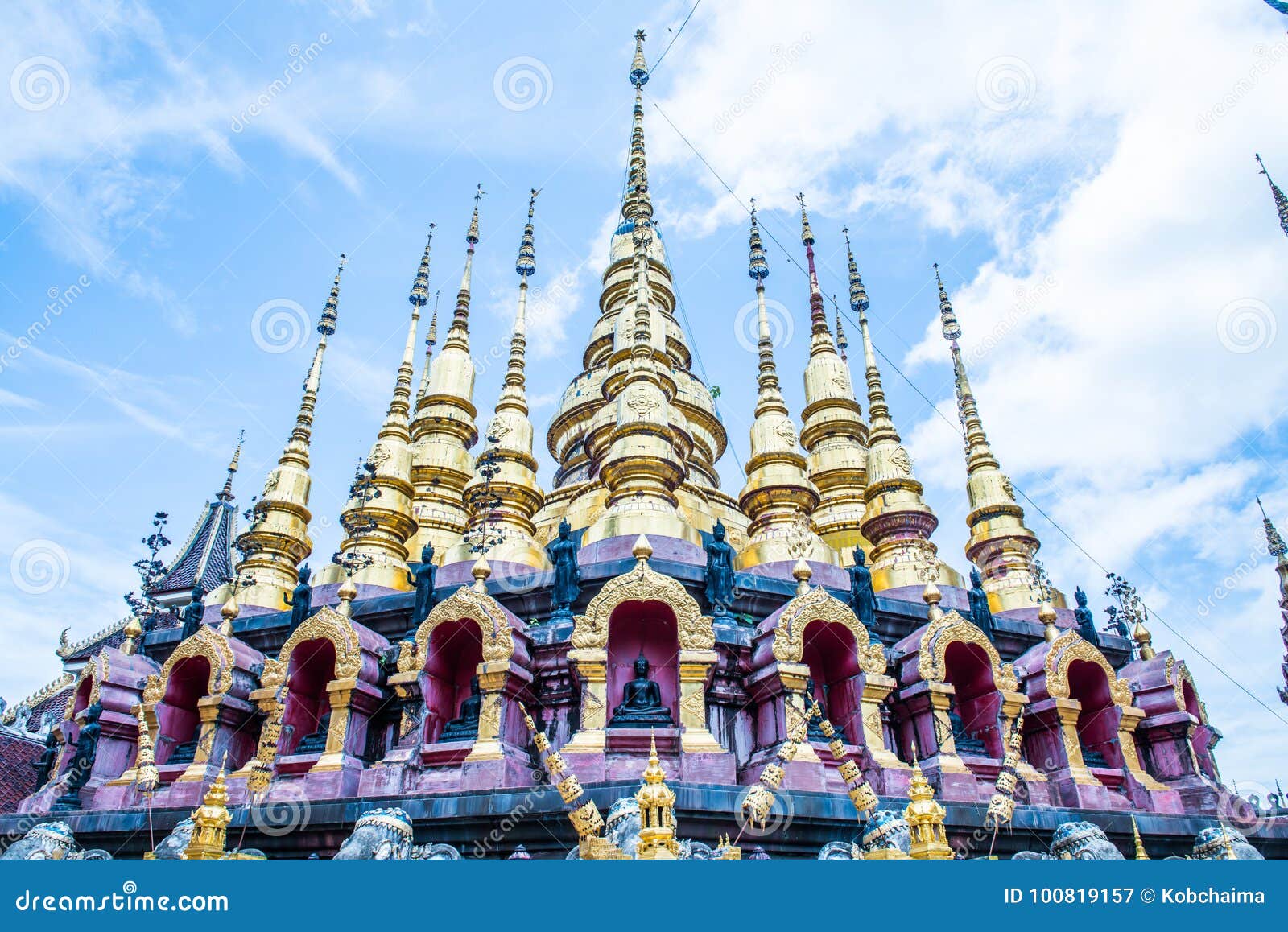Pagodes Antigos Em Phra Esse Templo De Suthon Mongkhon Khiri Imagem de ...