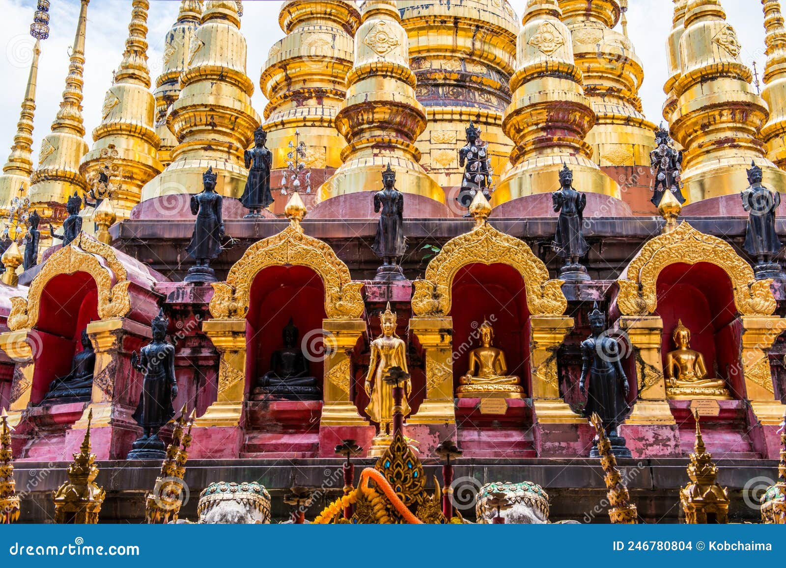 Pagodes Antigos Em Phra Que O Templo Mongkhon Khiri Foto de Stock ...