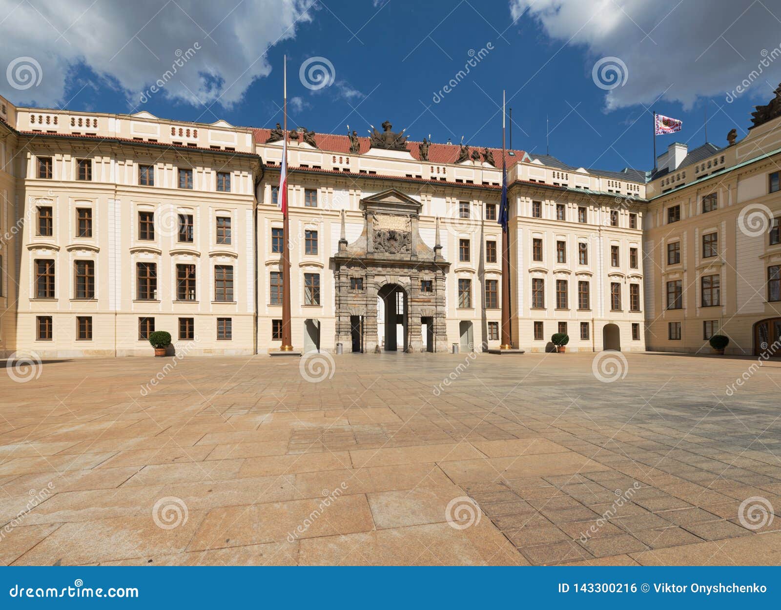 Pague: First Courtyard of the Prague Castle, Matthias Gate Stock Photo ...