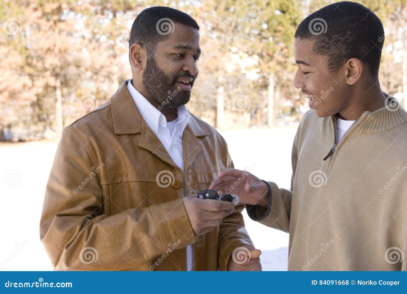 Pai Afro Americano E Seu Filho Adolescente Foto De Stock Imagem De
