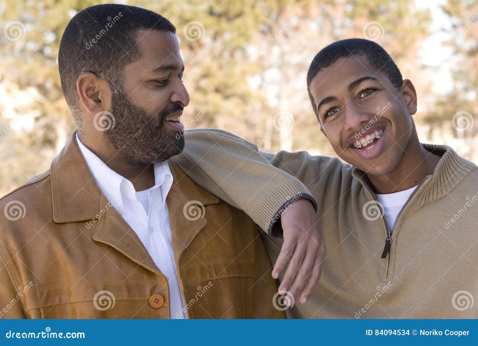 Pai Afro Americano E Seu Filho Adolescente Foto De Stock Imagem De