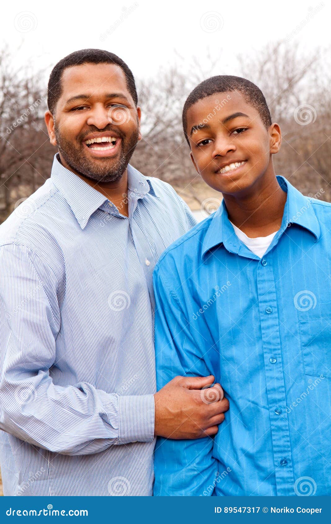 Pai Afro Americano E Seu Filho Adolescente Imagem De Stock Imagem De