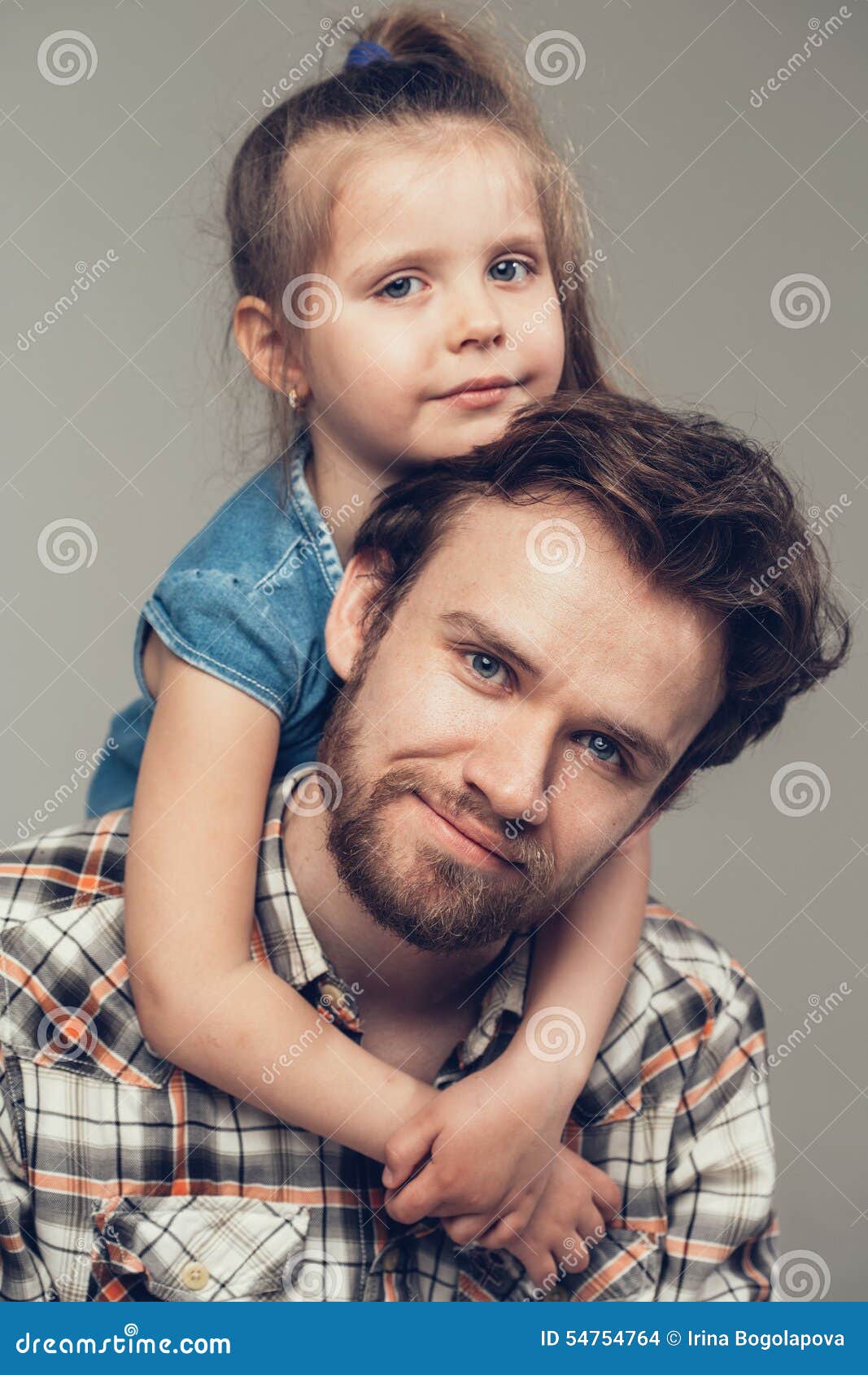 Pai com retrato da filha foto de stock. Imagem de divertimento - 54754764