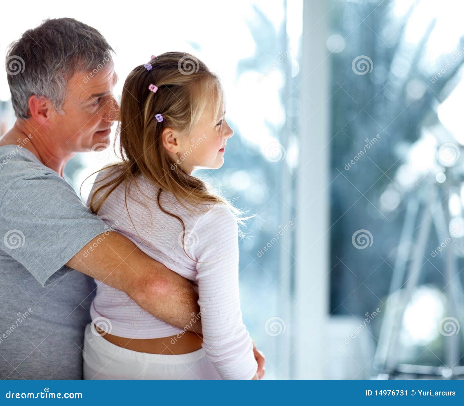 Pai E Assento Bonito E Vista Da Filha Imagem De Stock Imagem De Home