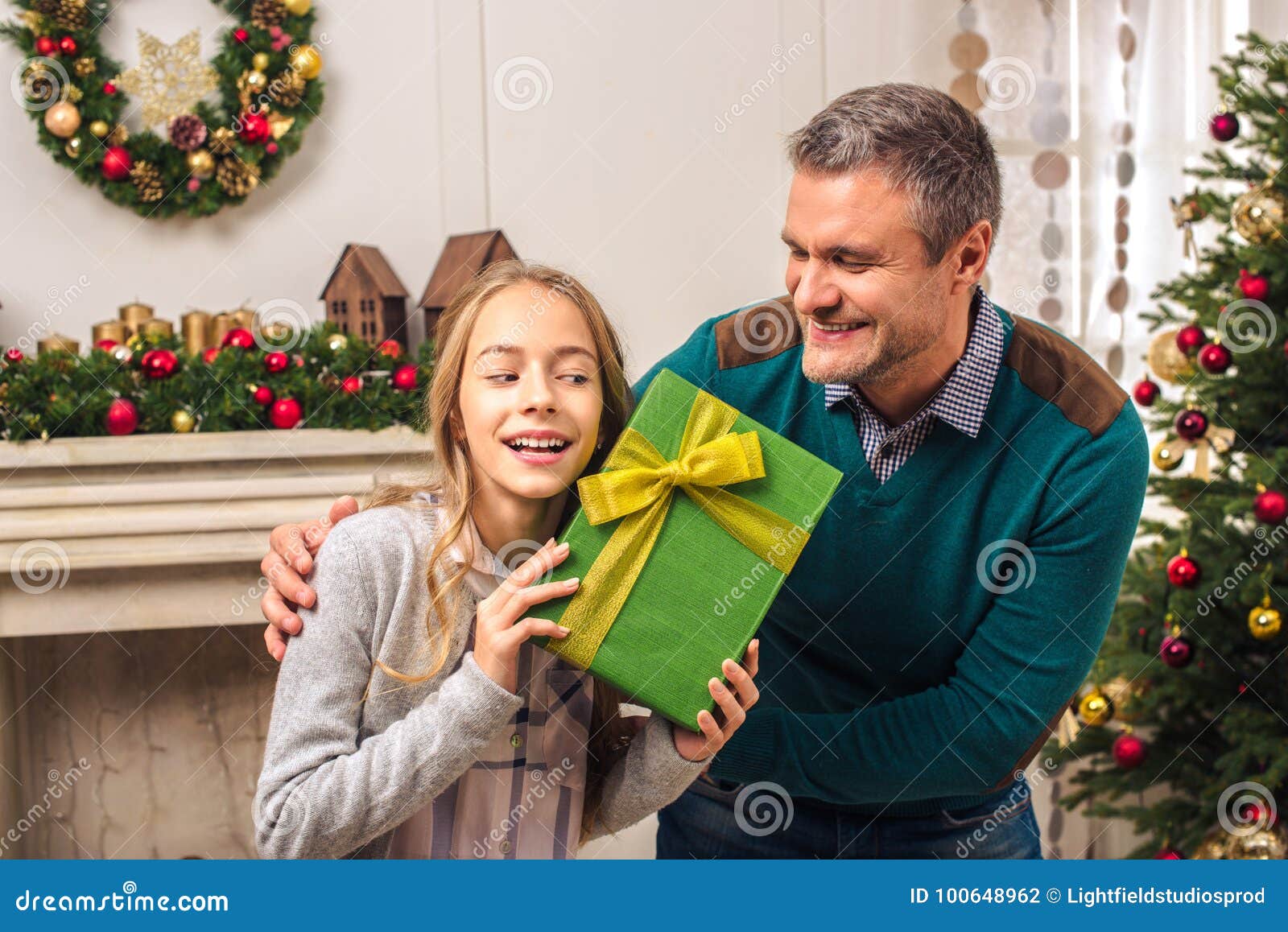 Pai E Filha Com Presente Do Natal Foto de Stock - Imagem de sorriso ...
