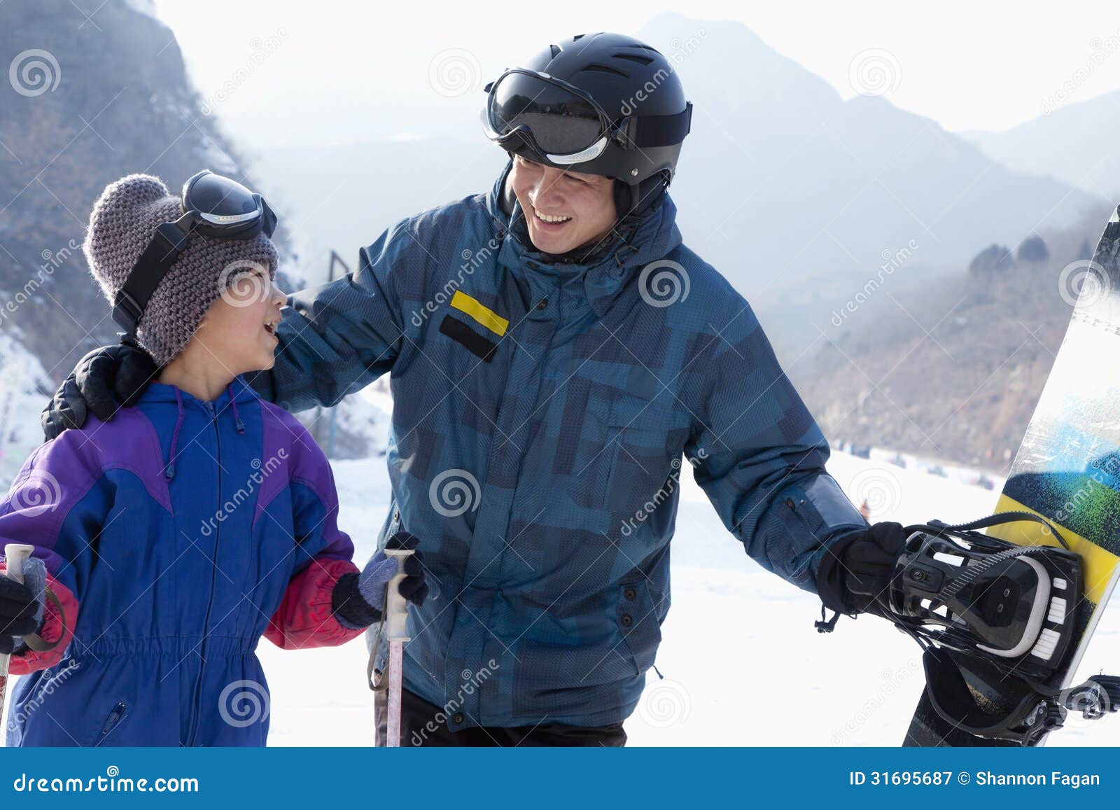 Pai E Filho Com Ski Gear Em Ski Resort Imagem de Stock - Imagem de ...