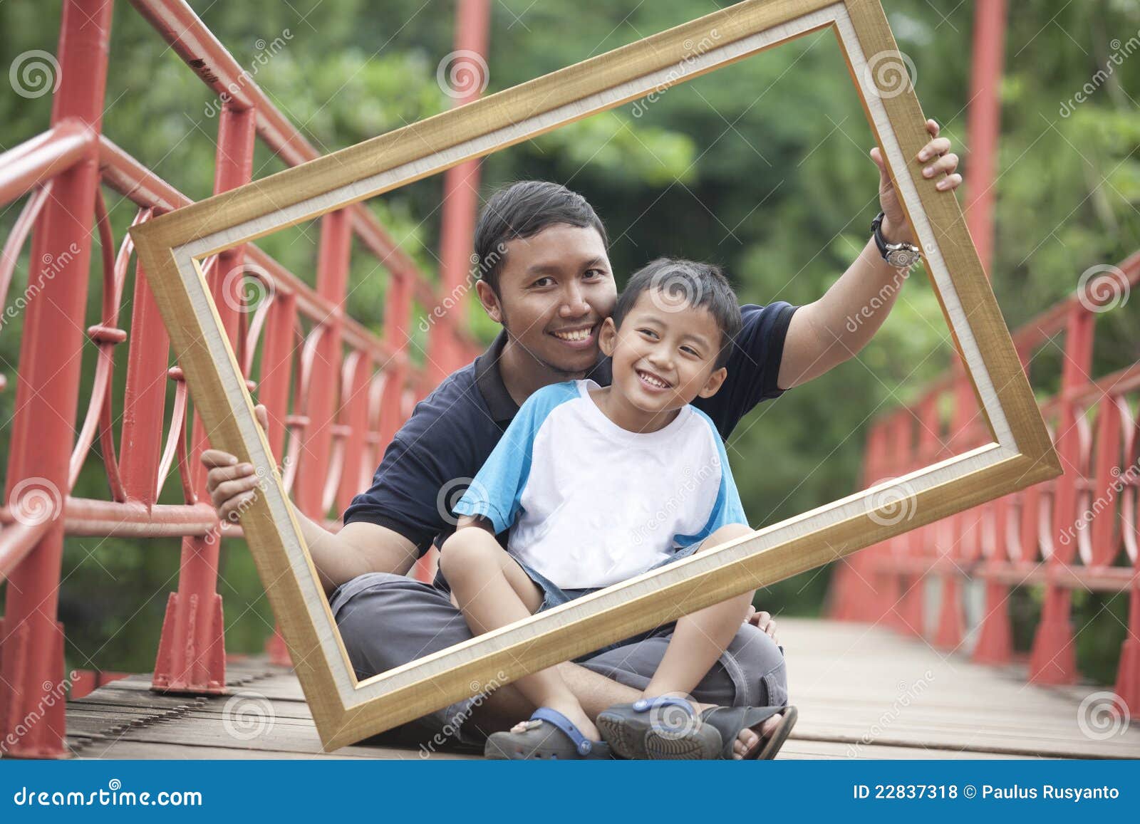 Pai e filho com um frame foto de stock. Imagem de infância - 22837318