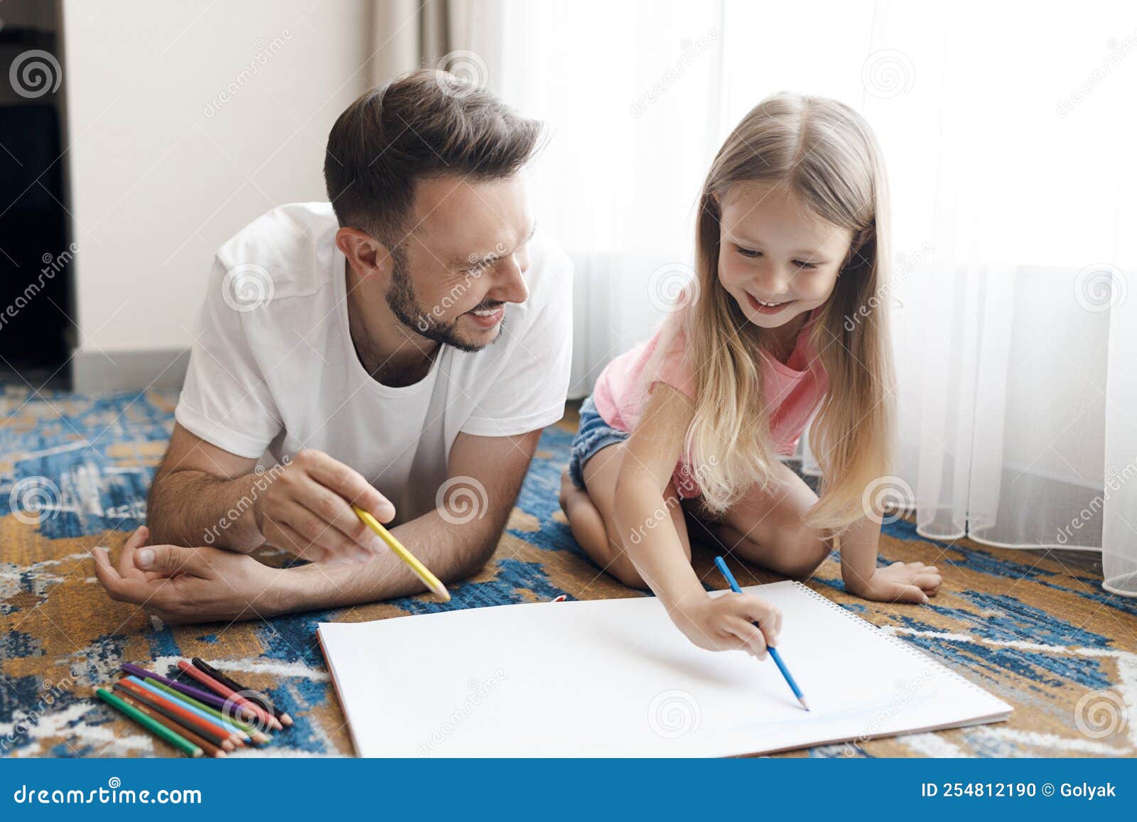 Pai E Sua Filha Em Casa Foto De Stock Imagem De Ocasional 254812190
