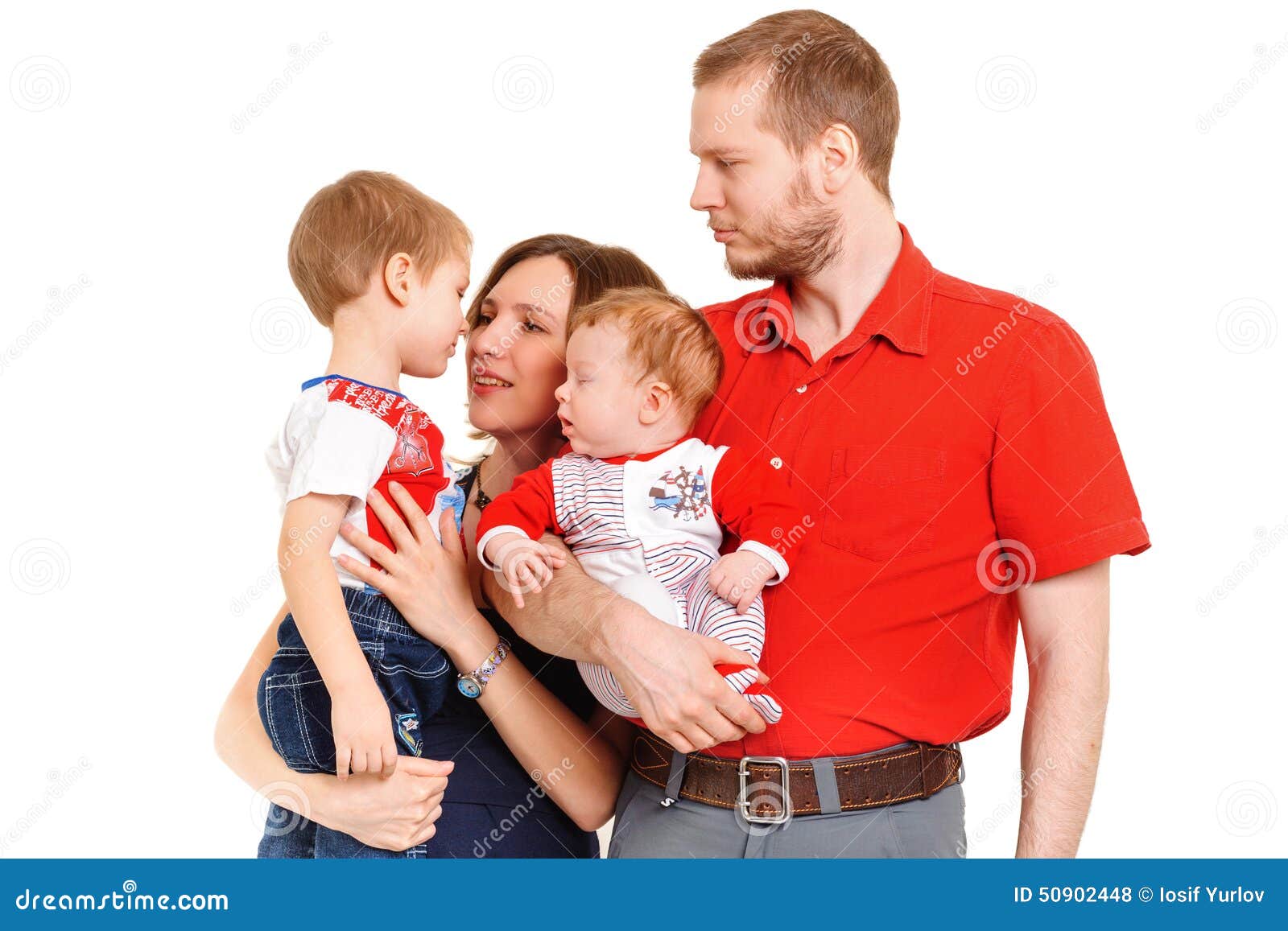 Pai, mãe e dois filhos foto de stock. Imagem de menino - 50902448