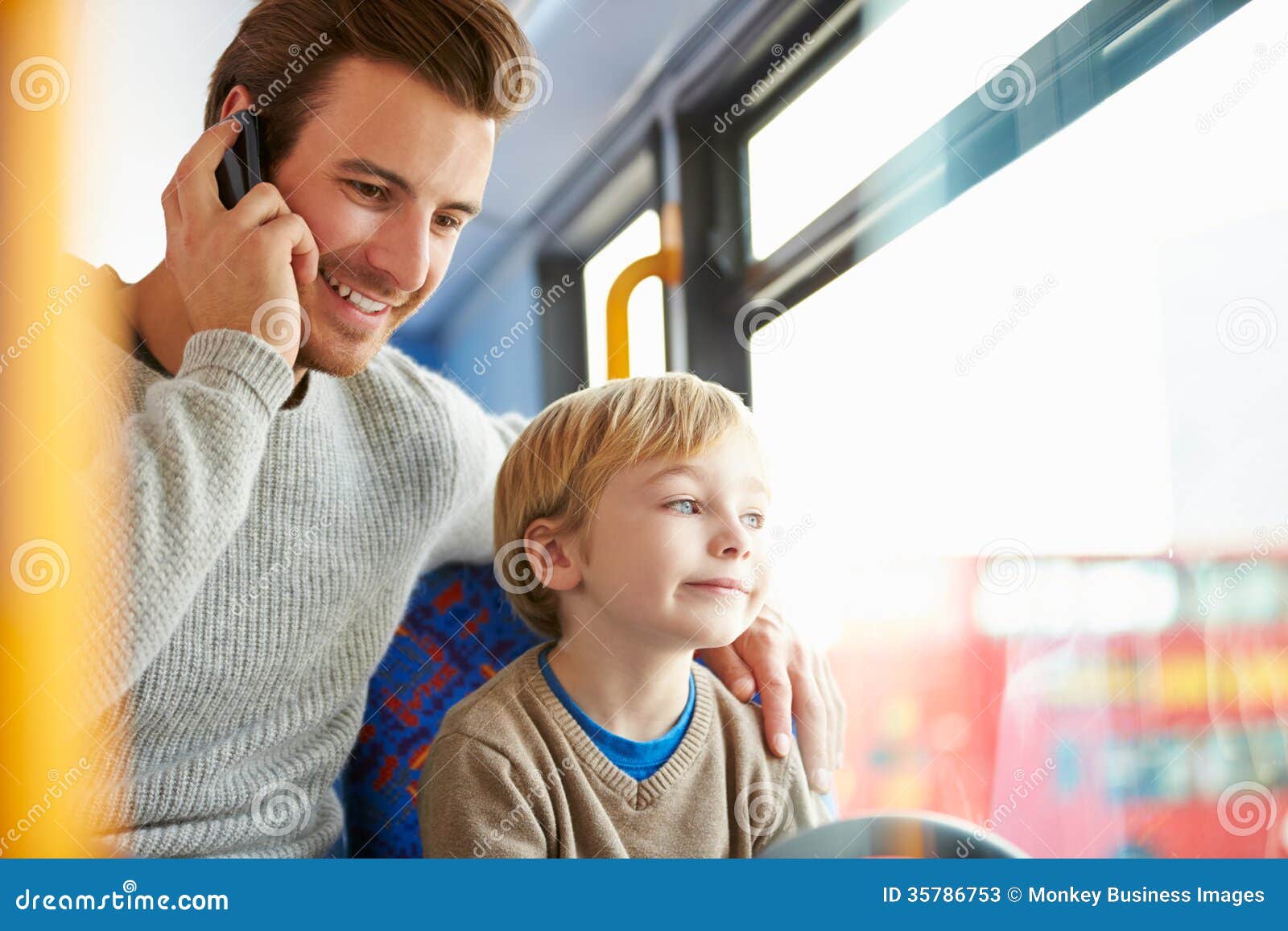 Pai Using Mobile Phone Na Viagem Do ônibus Com Filho Imagem de Stock ...