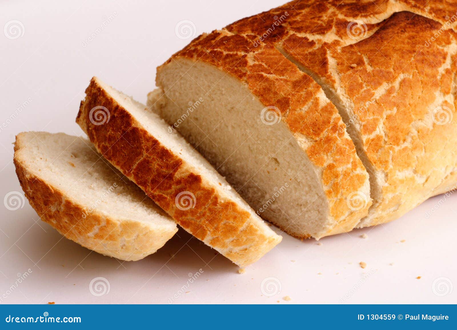 Pain coupé en tranches image stock. Image du français - 1304559