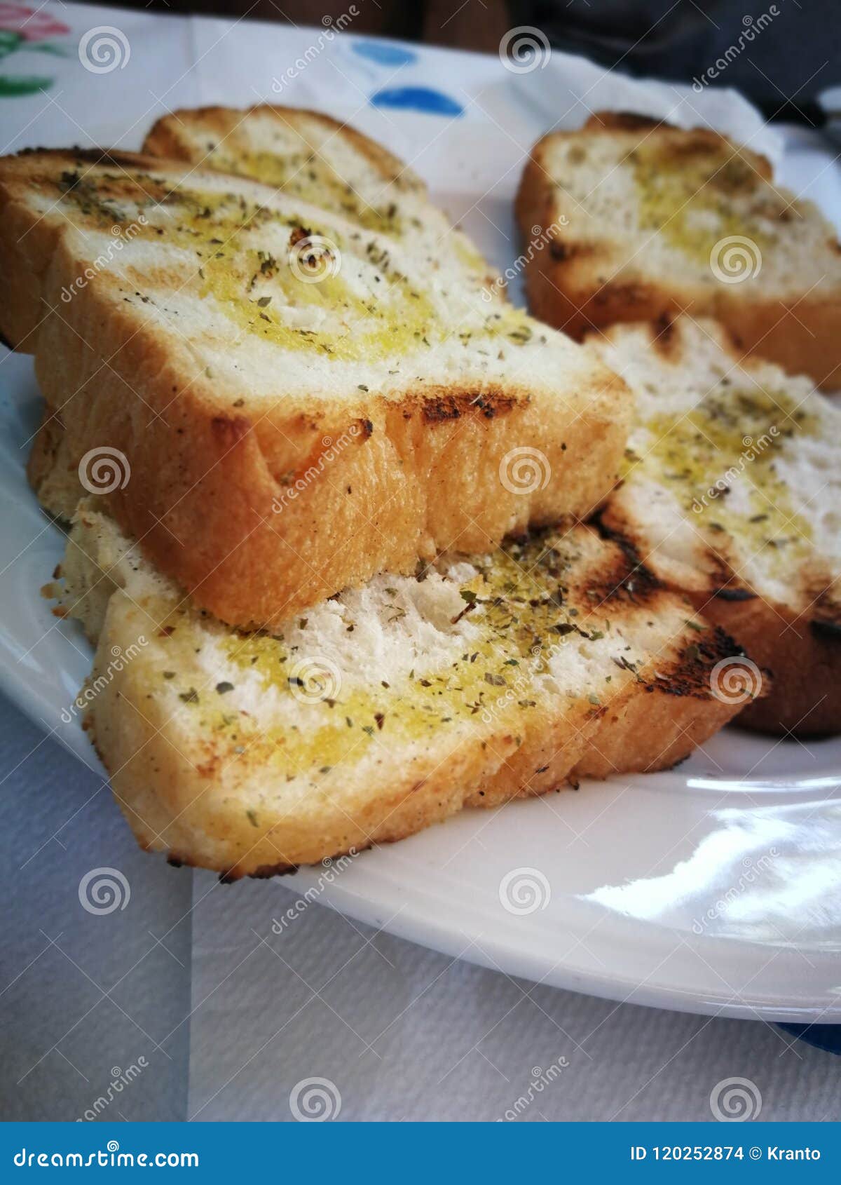 Pain Croquant Avec L'huile D'olive Photo stock - Image du grand ...