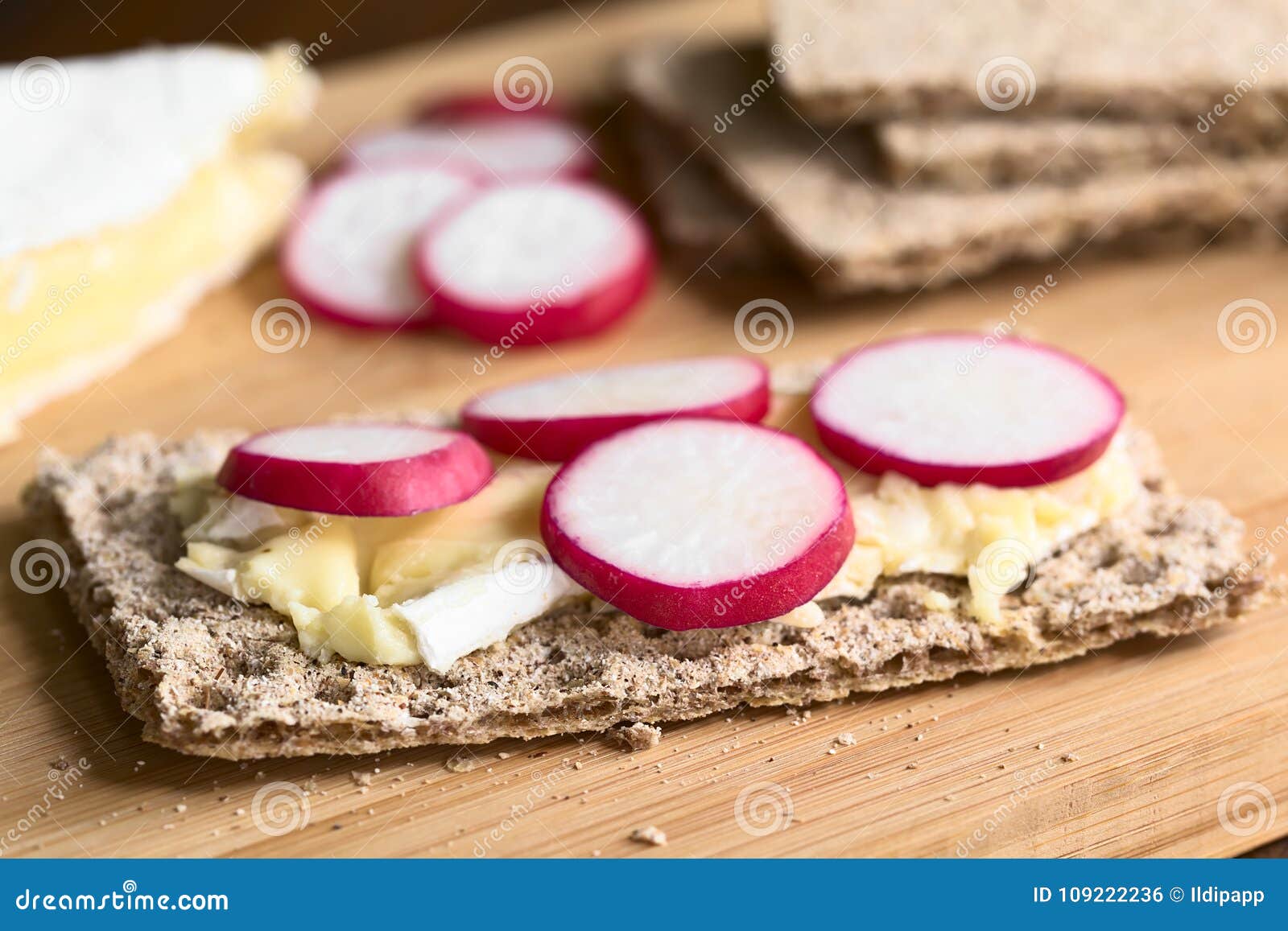 Pain Croustillant Avec Du Fromage Et Le Radis Photo stock - Image du ...