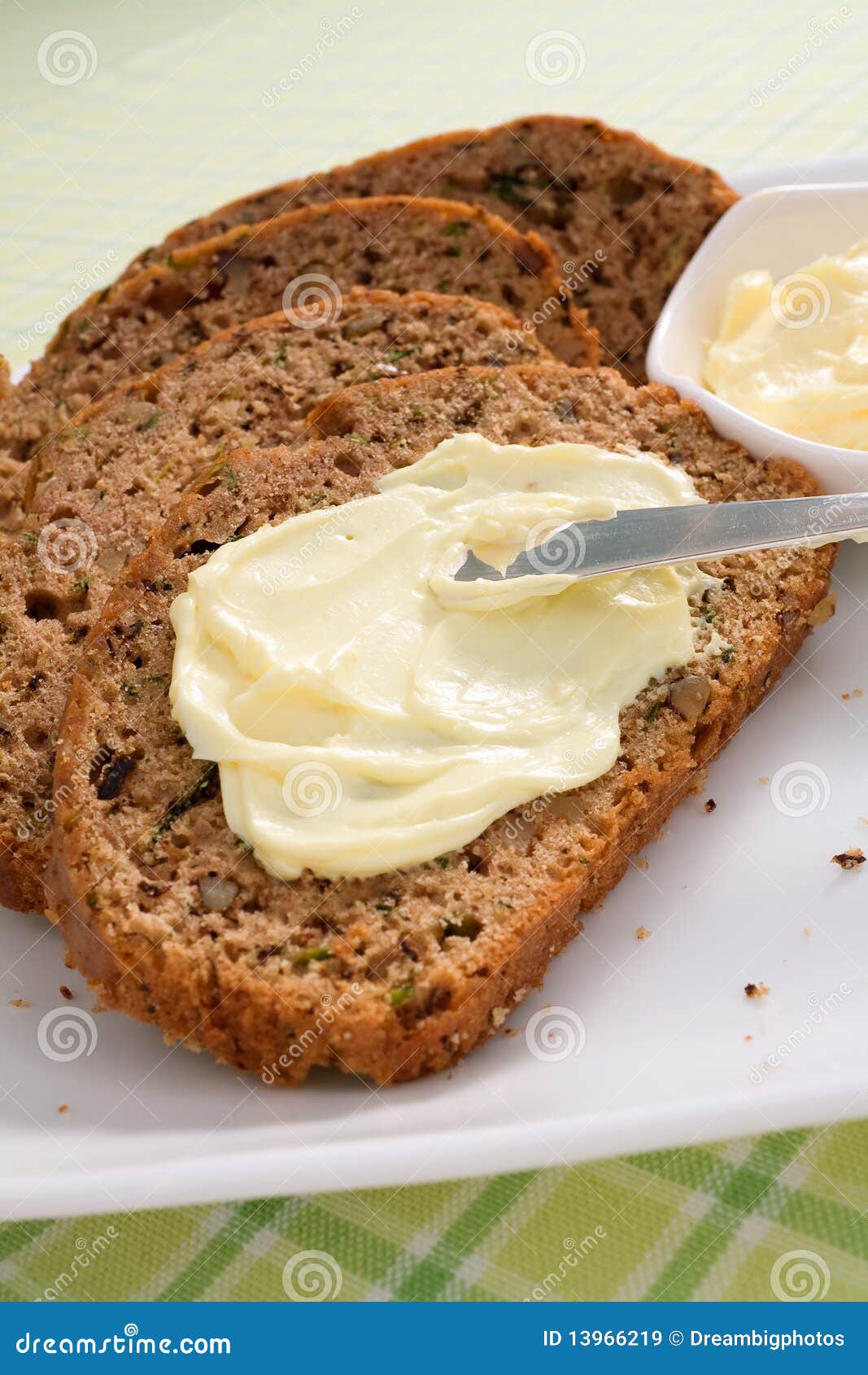 Pain De Courgette Avec Du Beurre Image stock - Image of plaque, dessert ...