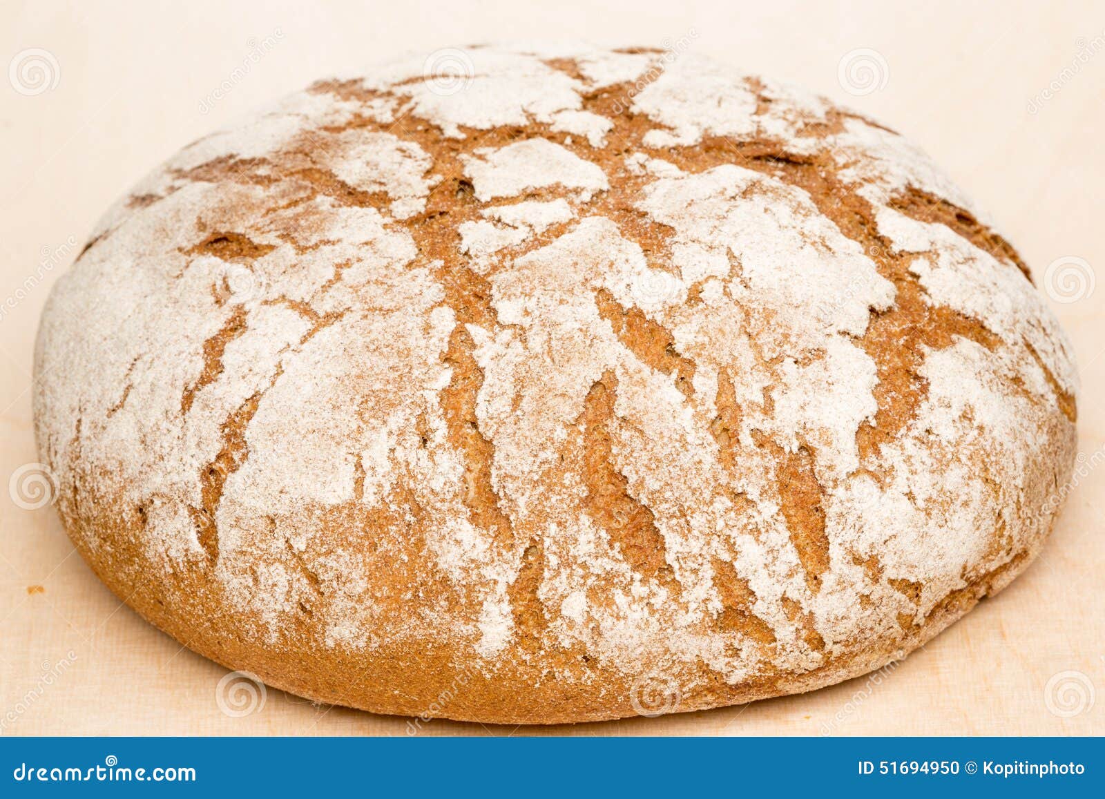 Pain de pain rond photo stock. Image du personne, vivacité - 51694950