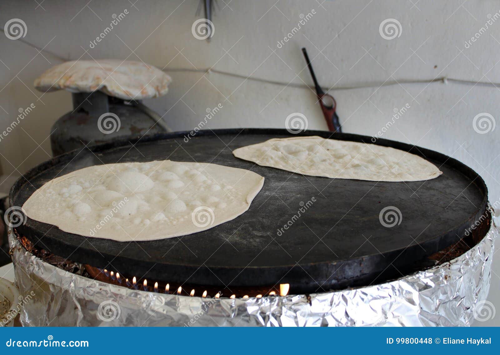 Pain de Saj de Libanais photo stock. Image du enveloppe - 99800448