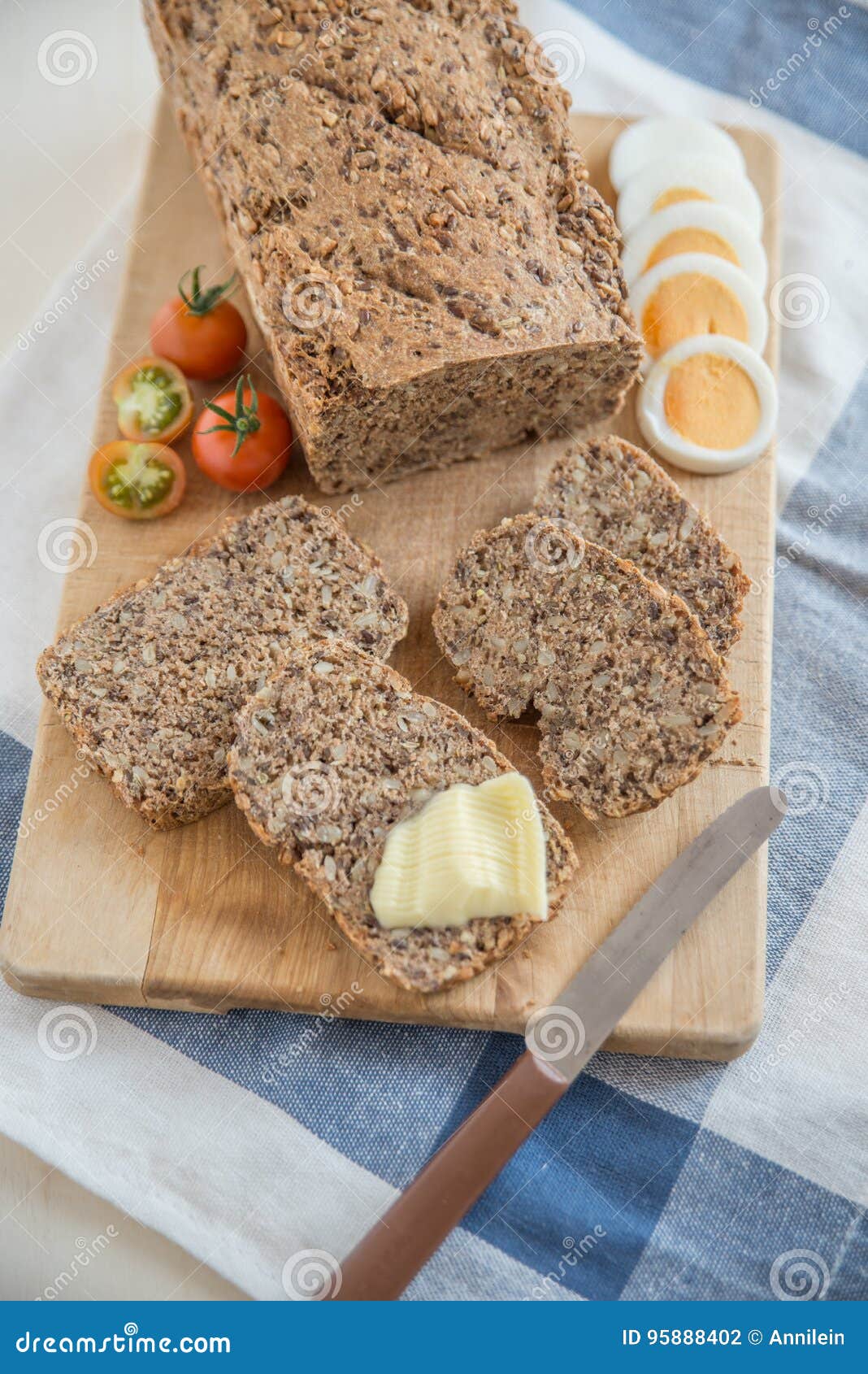 Pain Entier De Texture Avec Du Beurre Photo stock - Image du beurre ...