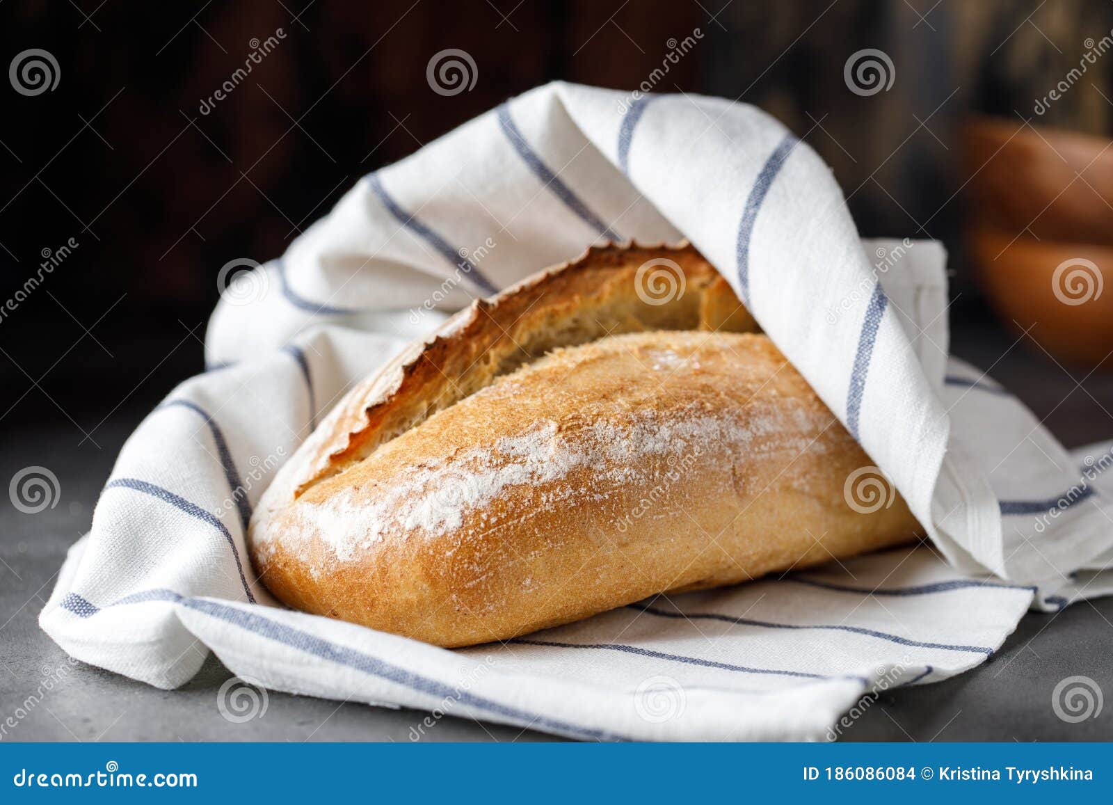 Pain Frais. Pain Maison De Levure Photo stock - Image du mangez, régime ...