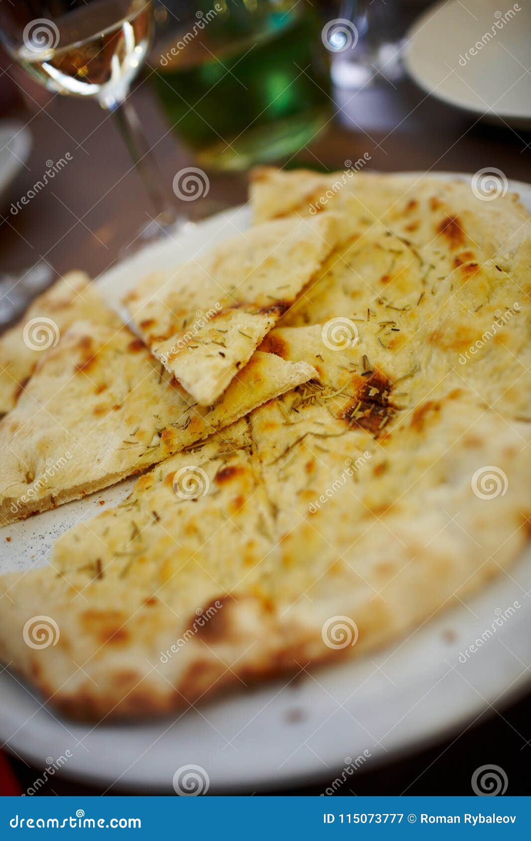 Pain pita grec d'un plat image stock. Image du viande - 115073777