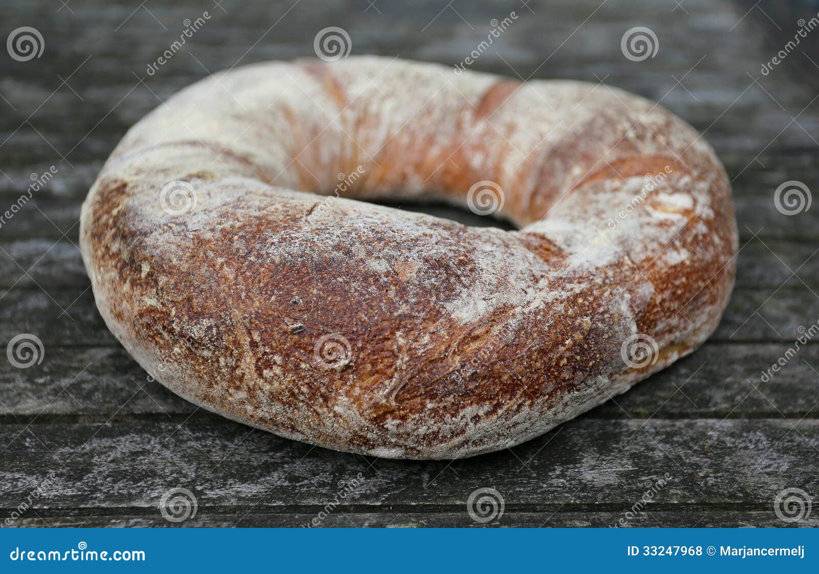 Pain rond avec le trou photo stock. Image of fond, cuisine - 33247968