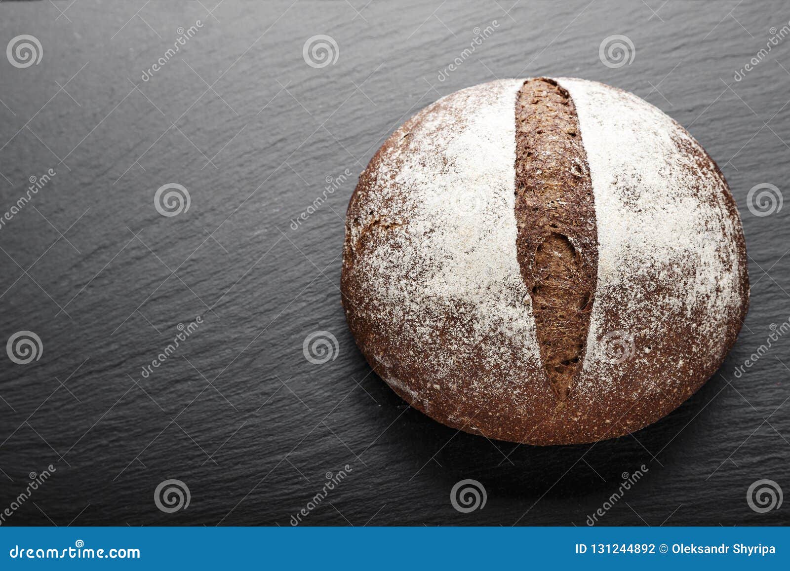 Pain rond noir photo stock. Image du foncé, dîner, organique - 131244892