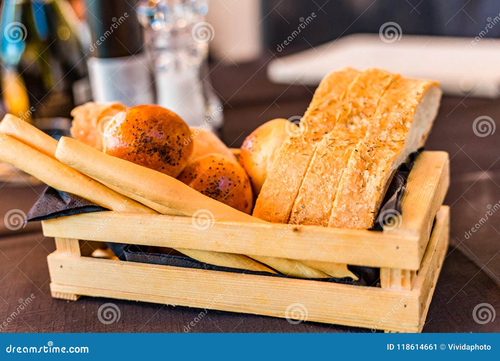 Pain Sur La Table De Restaurant Image stock - Image du pain, fond ...
