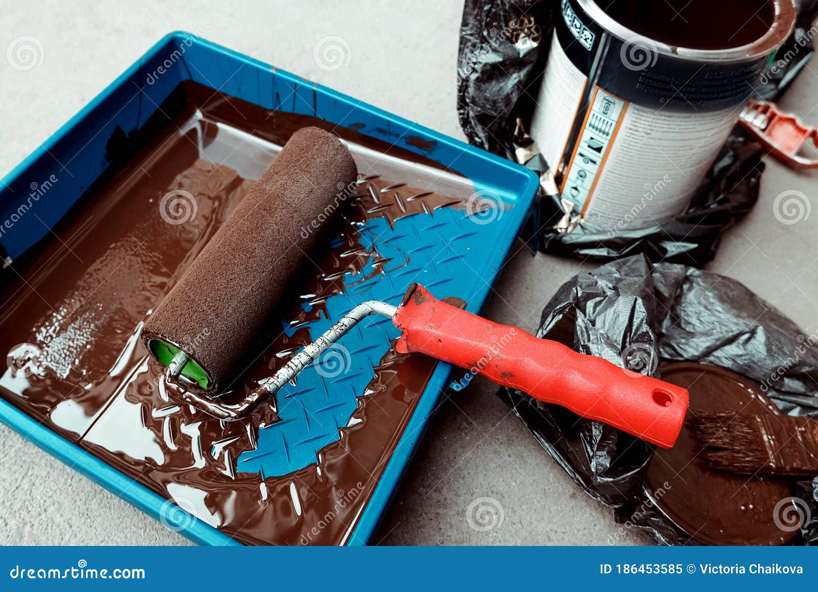 Paint Can, Roller and Paint Tray Stock Image - Image of paintbrush ...