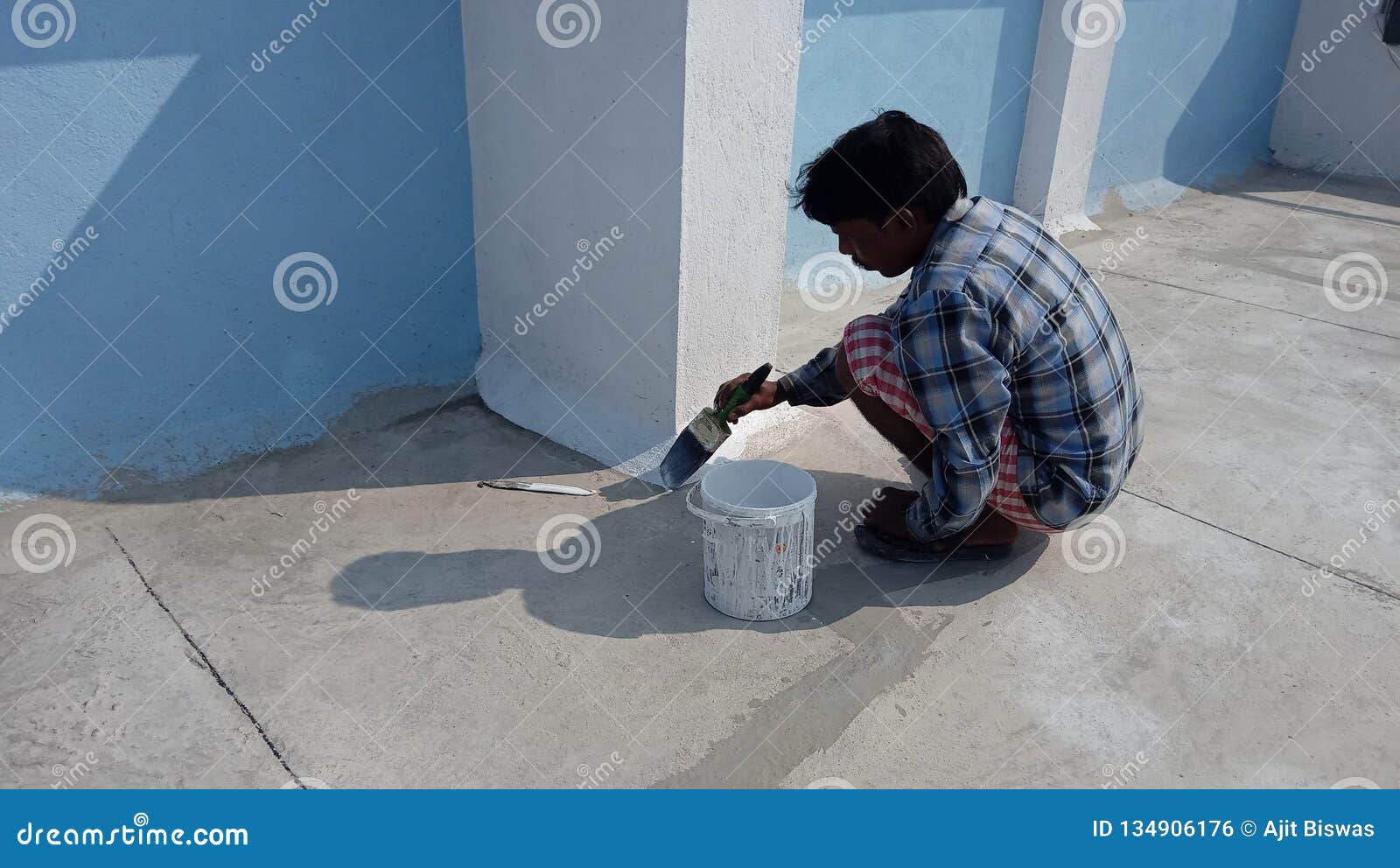 Painter editorial photo. Image of weather, coat, painting - 134906176