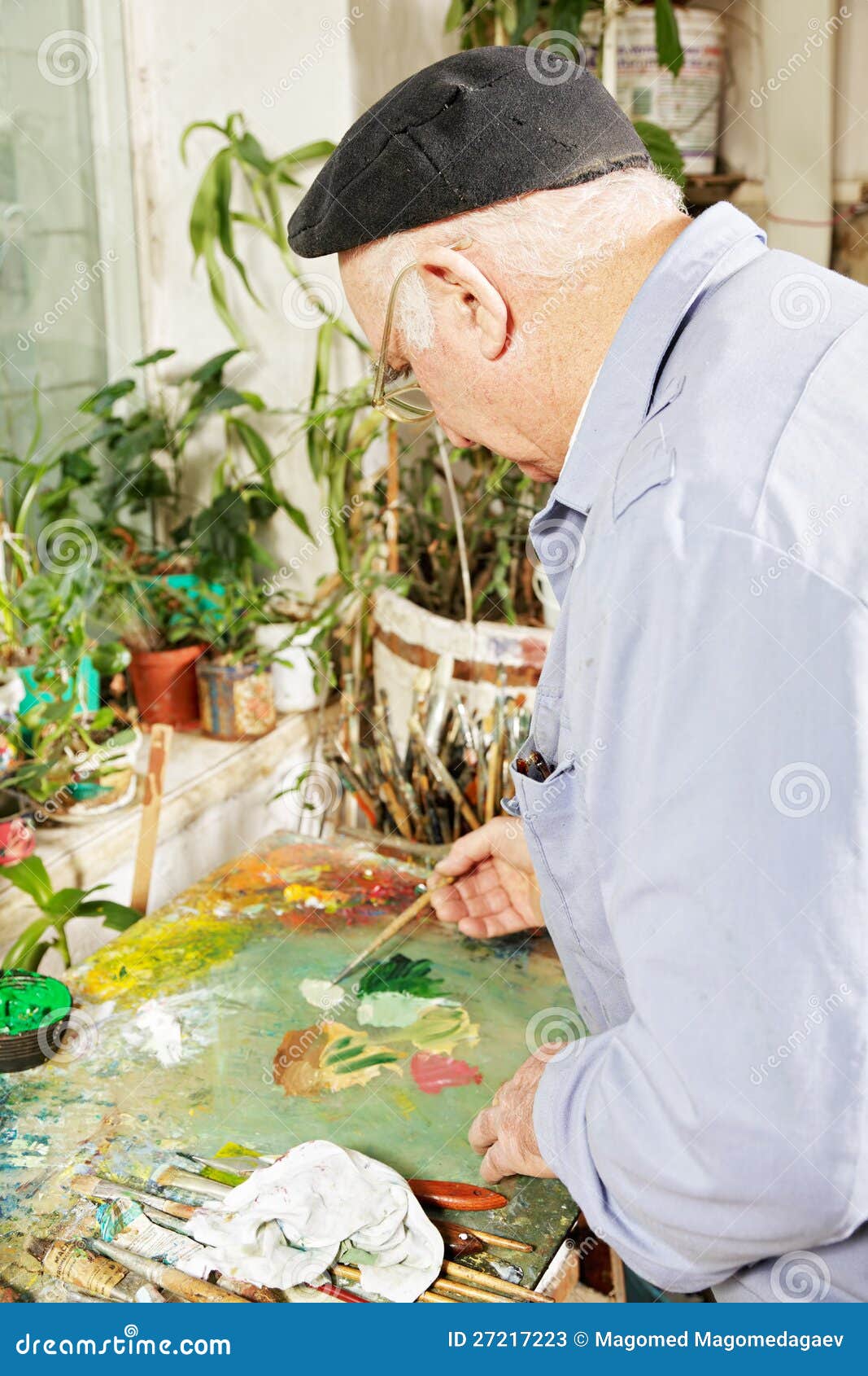 Painter mixing paints stock image. Image of easel, wrinkles - 27217223
