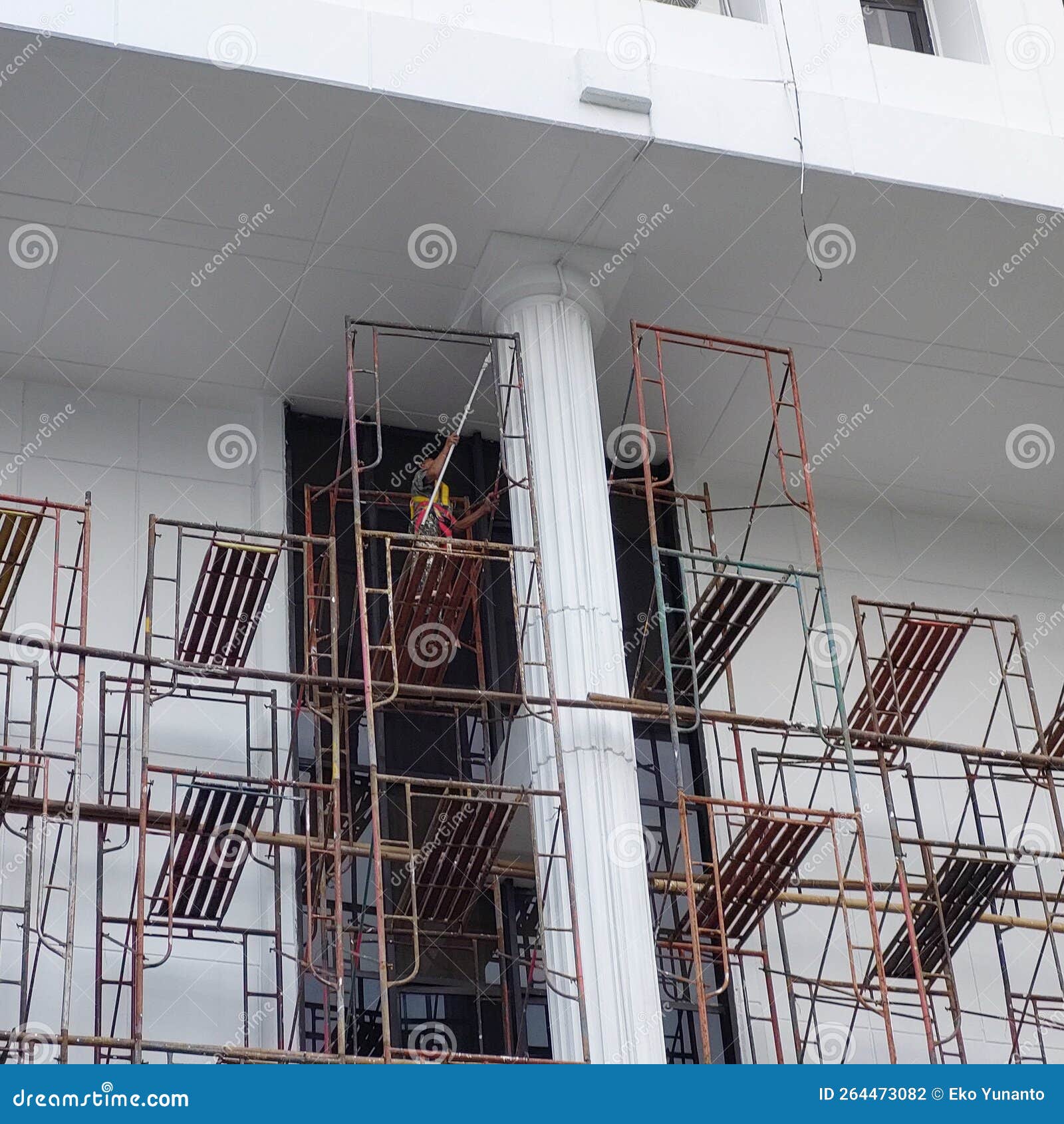 Painting the Building Using Scaffolding Editorial Photography - Image ...