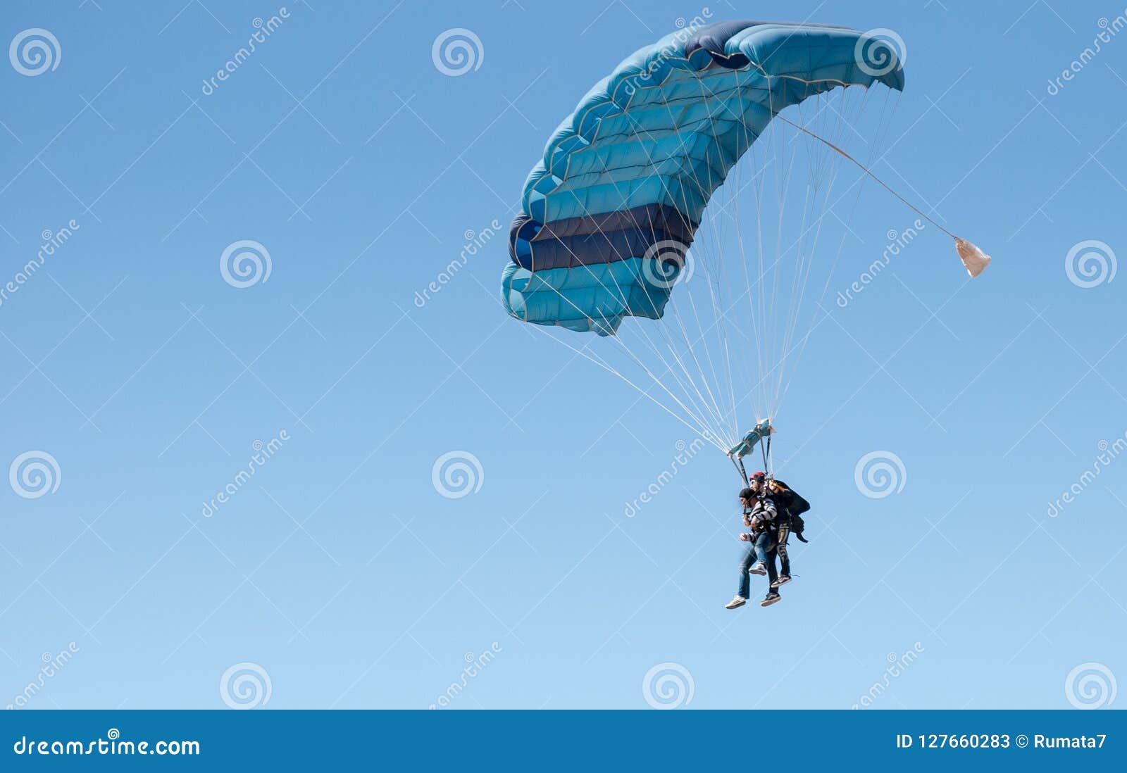 Pair parachute jumping editorial stock photo. Image of costume - 127660283